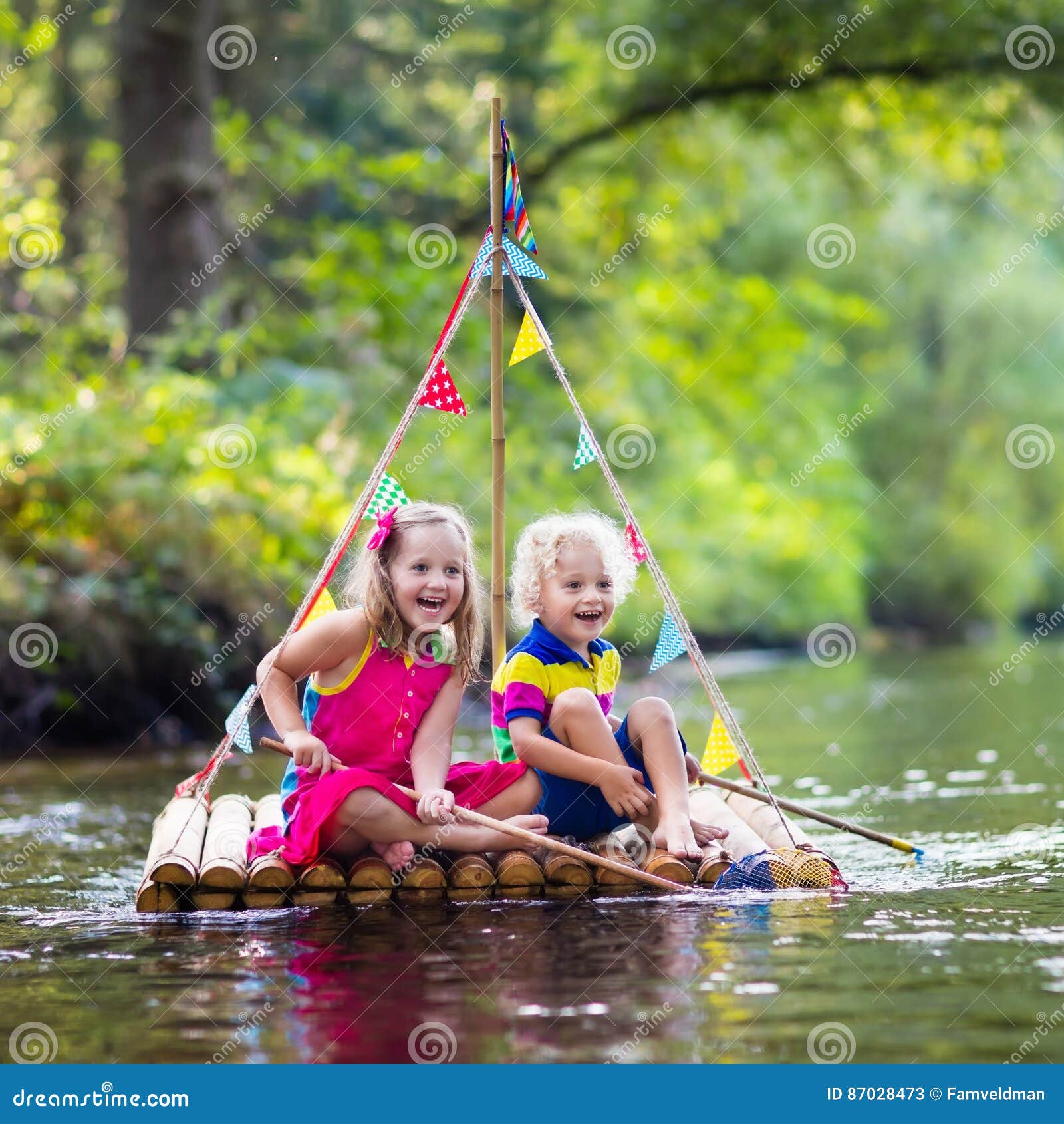 Niños en balsa de madera imagen de archivo. Imagen de campo - 87028473