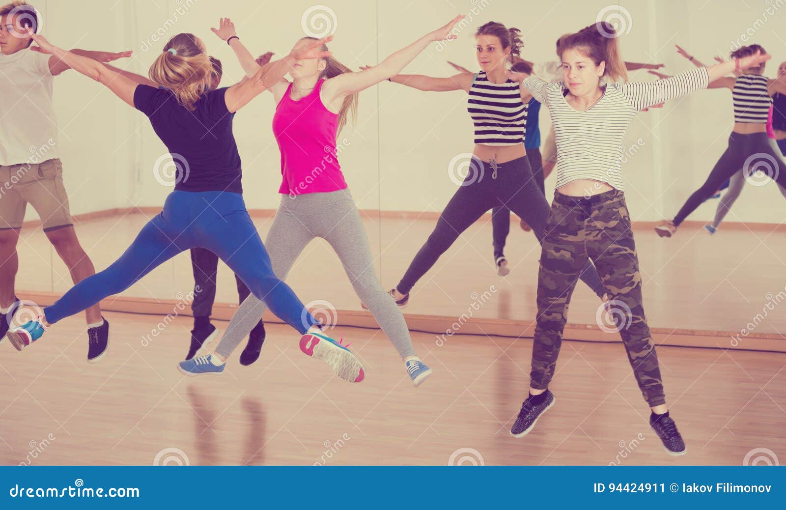 Niños en pasillo de danza imagen de archivo. Imagen de aula - 94424911