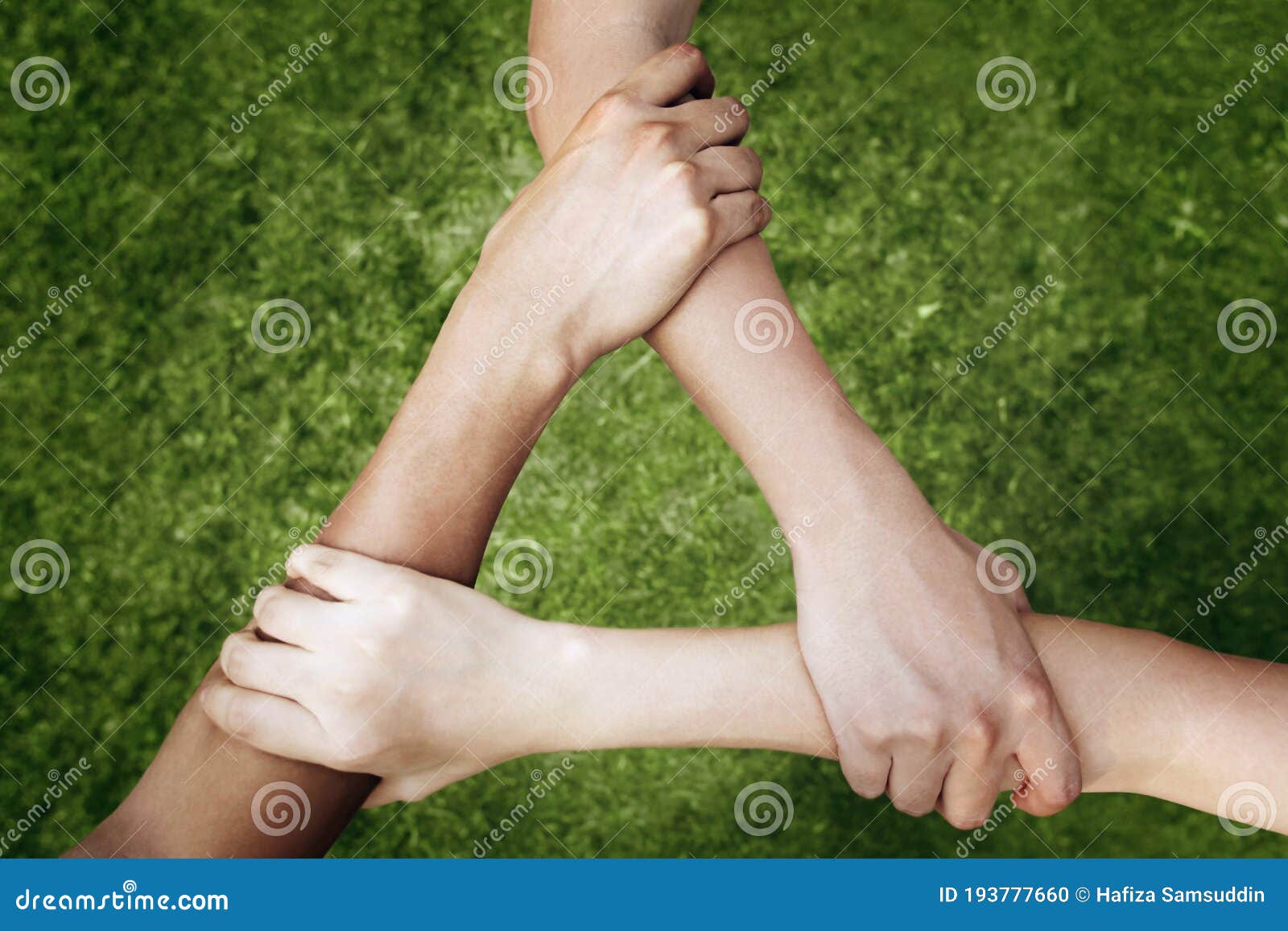 Niños Formando Triángulo Sujetando Los Brazos Foto de archivo - Imagen ...