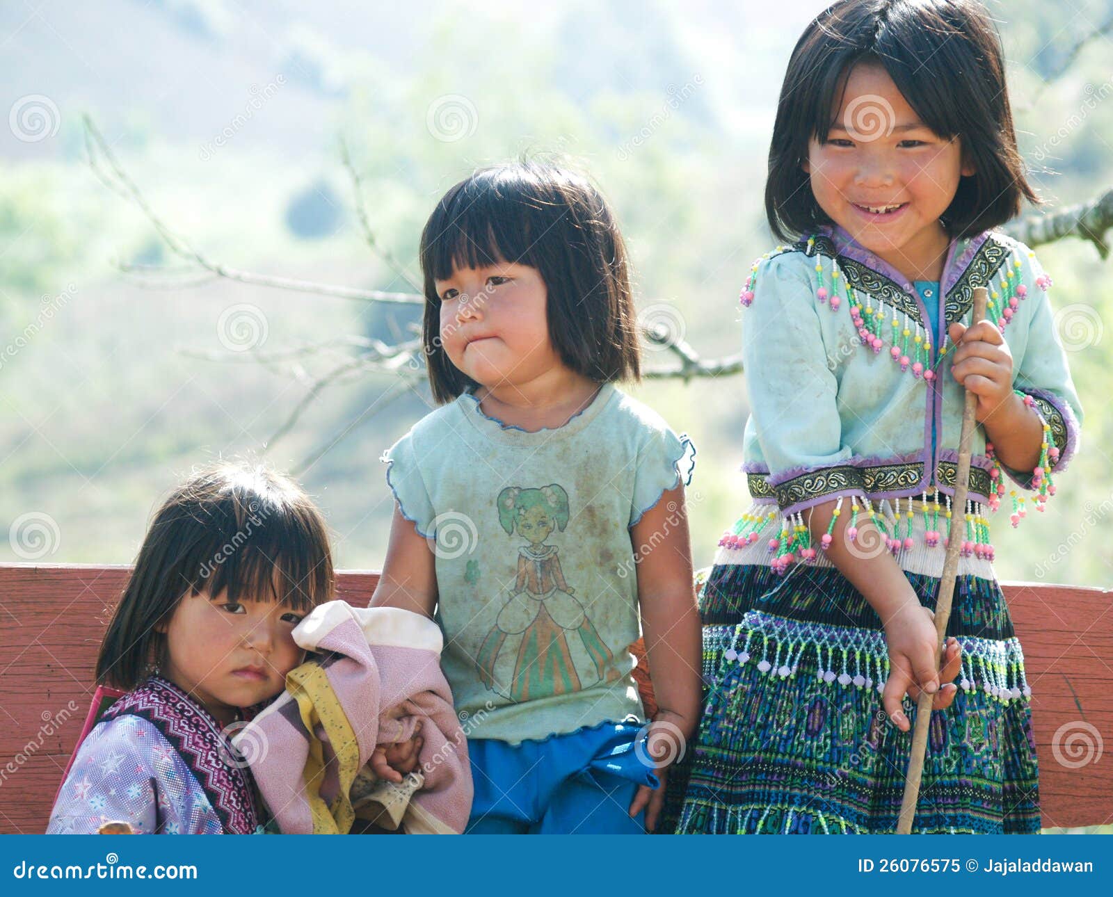 Niños pobres felices imagen editorial. Imagen de tailandés - 26076575