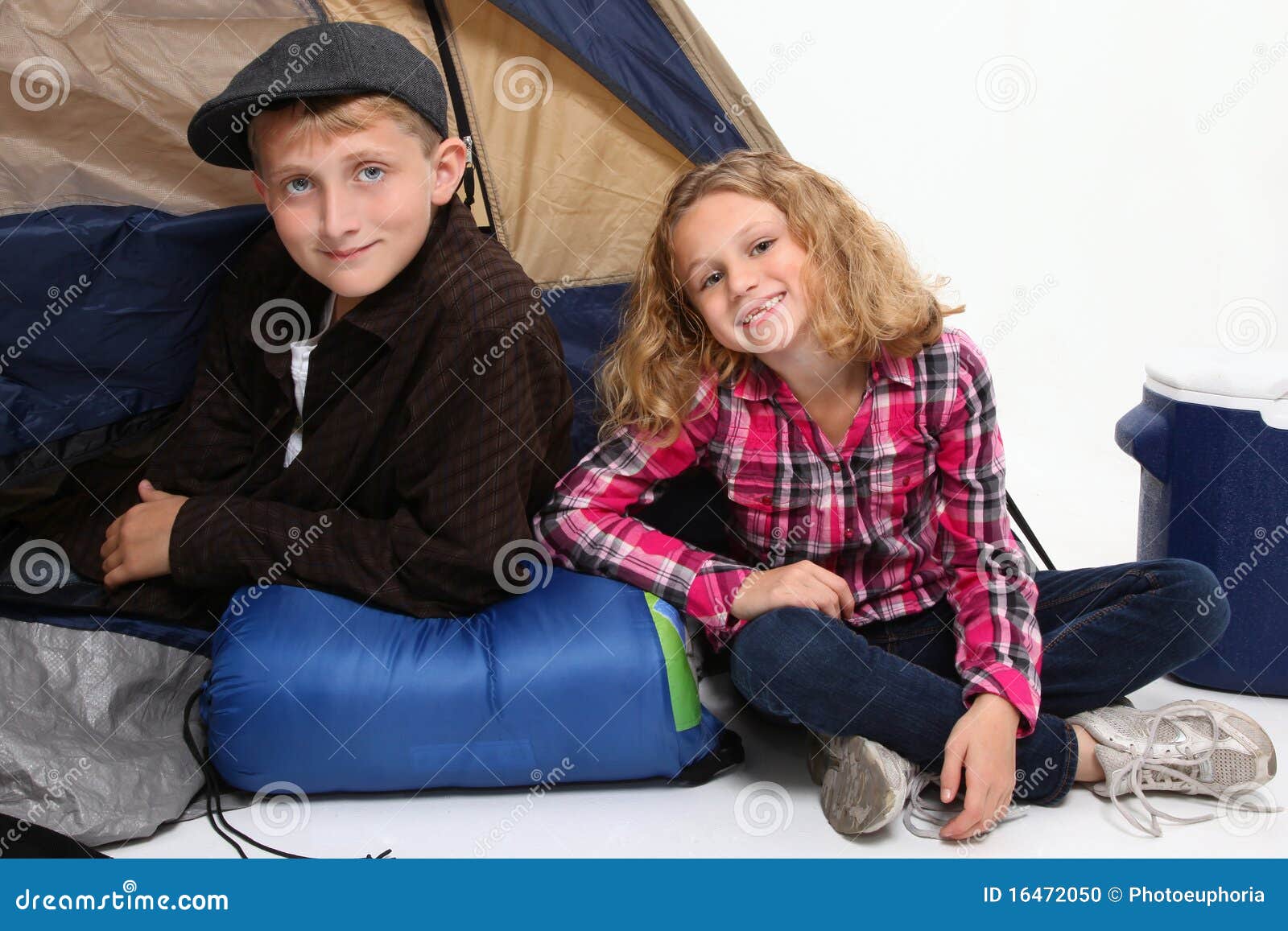 Niños que acampan foto de archivo. Imagen de campo, rubio - 16472050