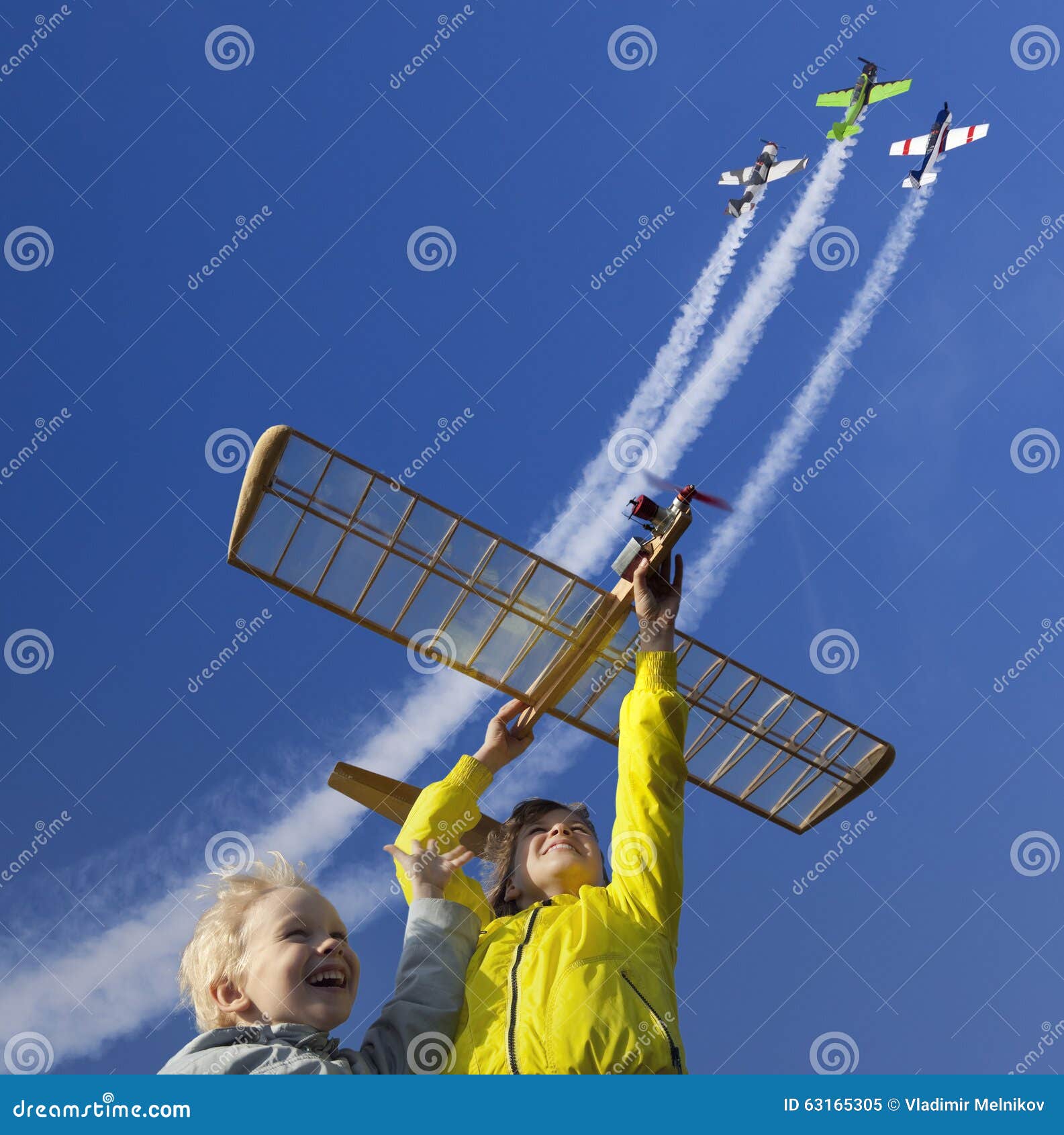 Niños Que Juegan Con Un Planeador Modelo Imagen de archivo - Imagen de ...