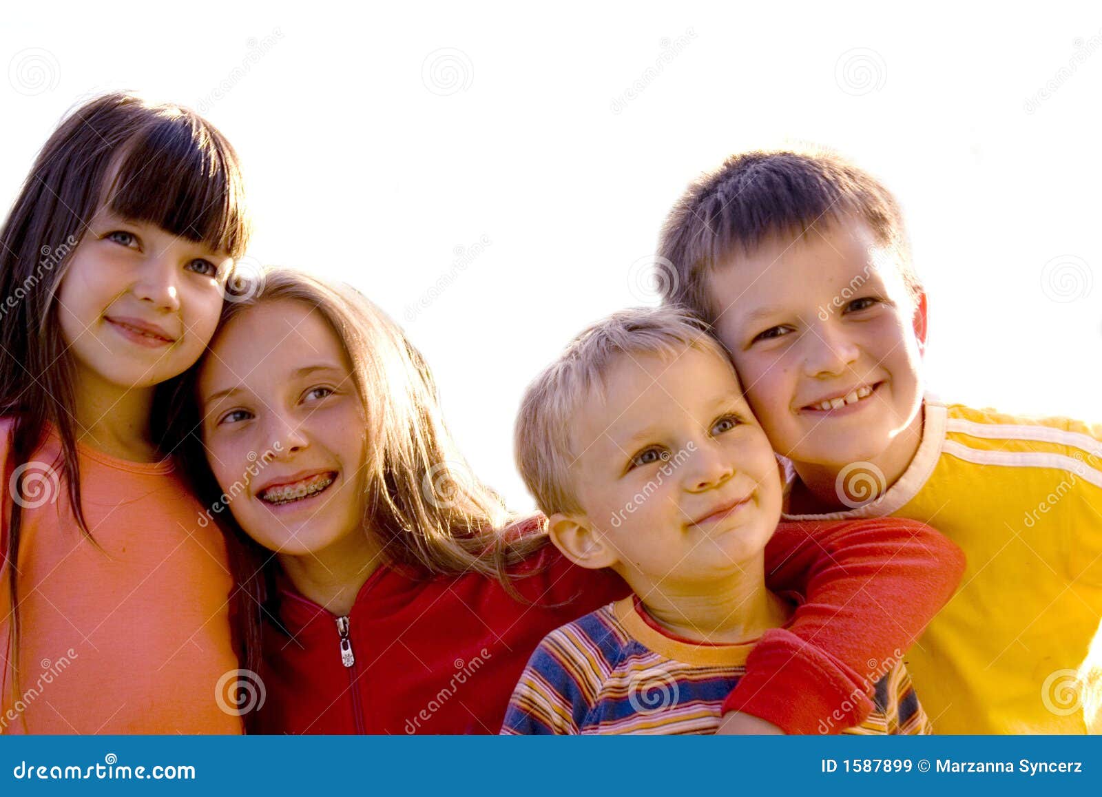 Niños sonrientes imagen de archivo. Imagen de cuidado - 1587899
