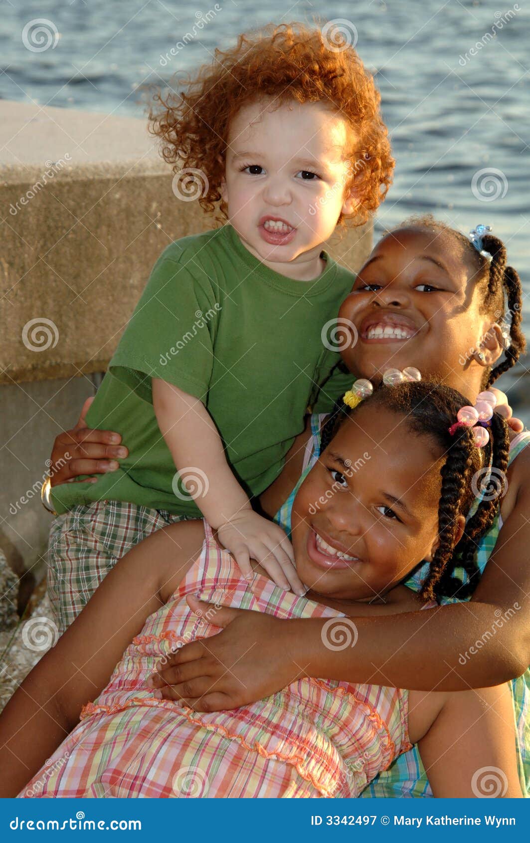 Niños sonrientes imagen de archivo. Imagen de trenzas - 3342497
