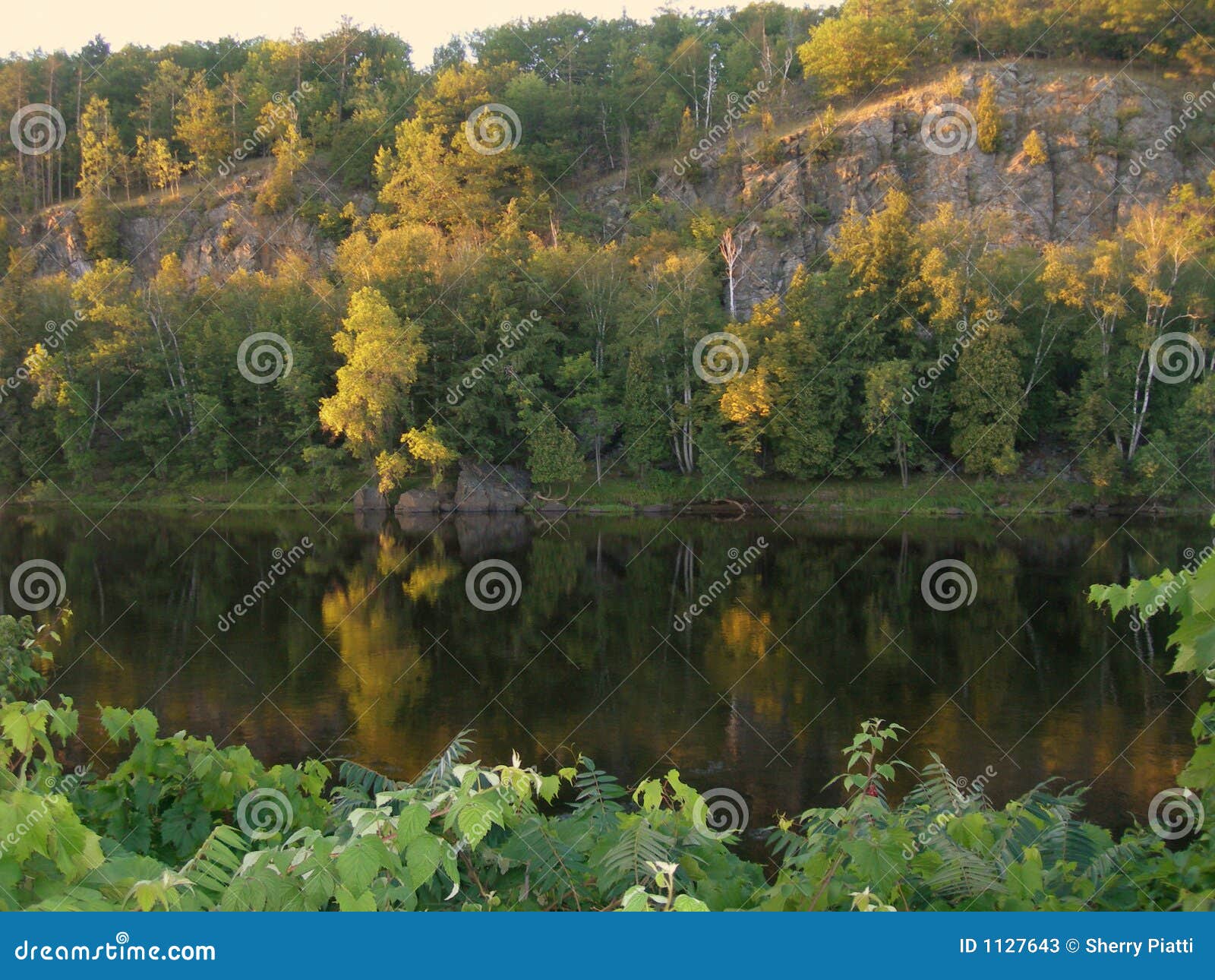 Niagara Bluff stock image. Image of beauty, cottage, lakes - 1127643
