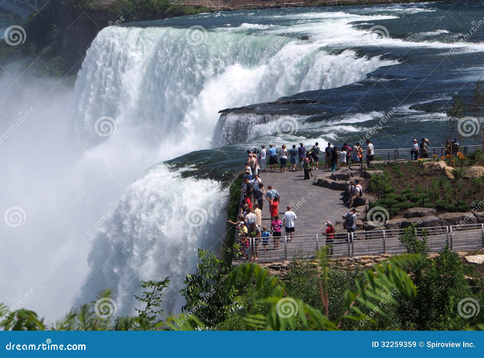 Niagara Falls editorial stock image. Image of edge, viewing - 32259359
