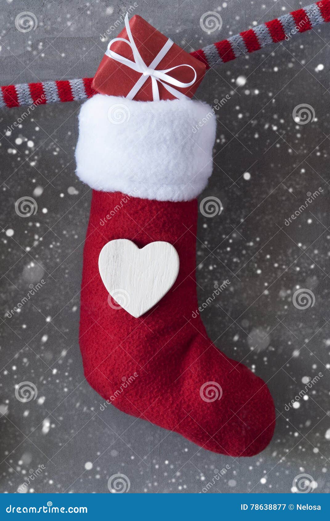 Nicholas Boot with Gift Vertical, Fundo Do Cimento, Flocos De Neve ...