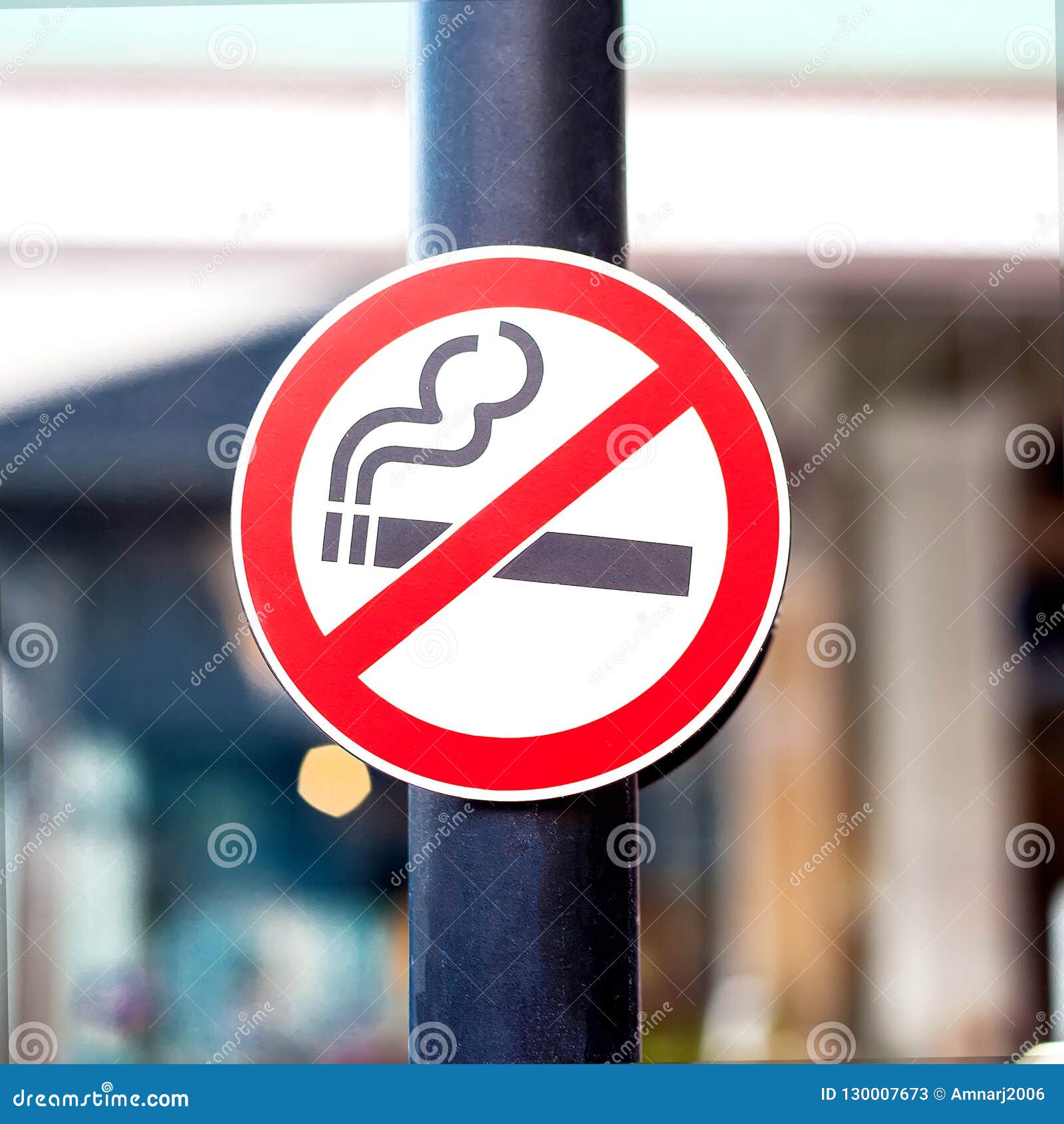 Nichtraucherzeichen Auf Pfosten Mit Hintergrund Stockbild - Bild von ...
