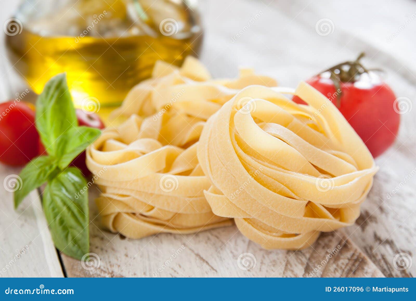 Nidi Italiani Del Fettuccine Fotografia Stock - Immagine di spaghetti ...
