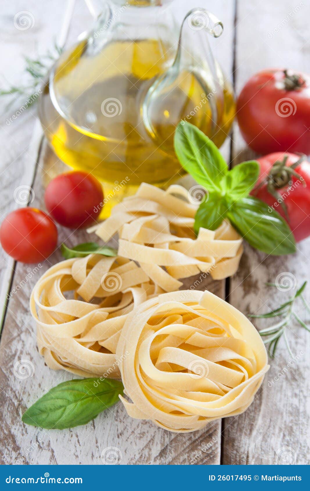 Nidi Italiani Del Fettuccine Immagine Stock - Immagine di grezzo ...