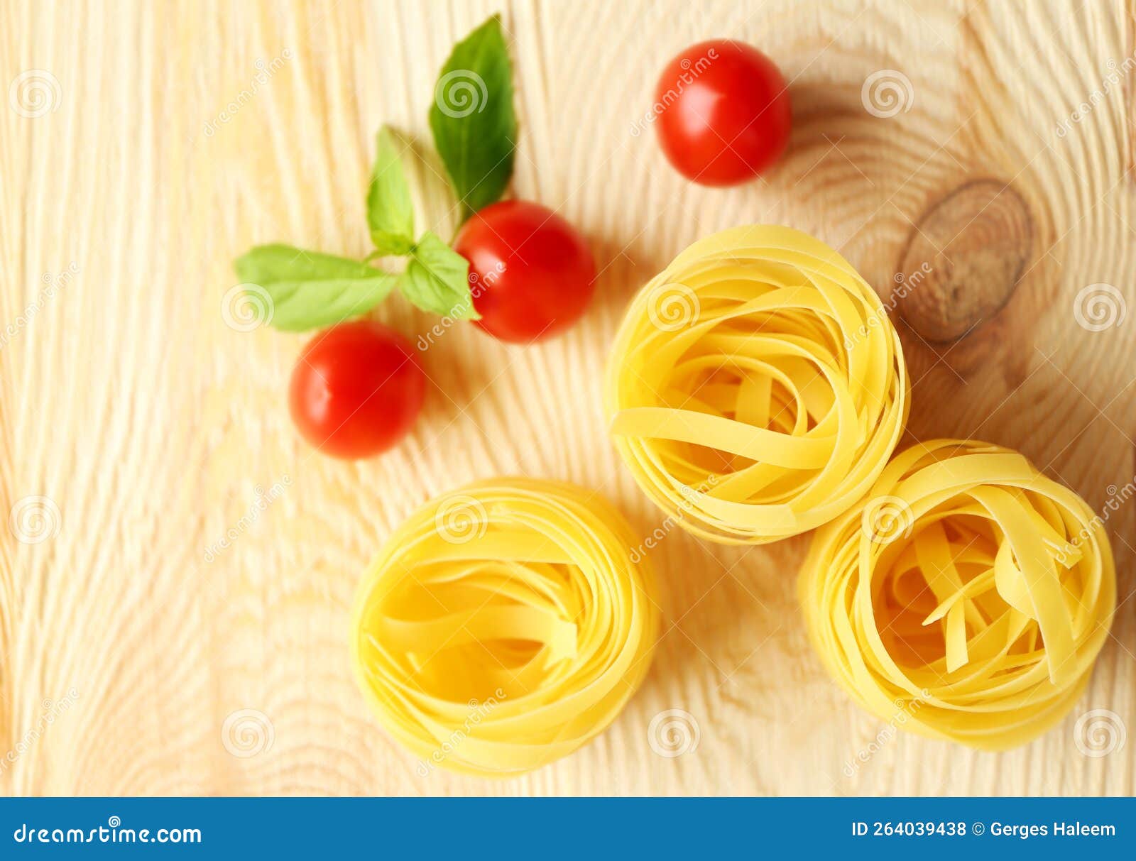Nidos De Fideos Secos Sobre Mesa De Madera Foto de archivo - Imagen de ...