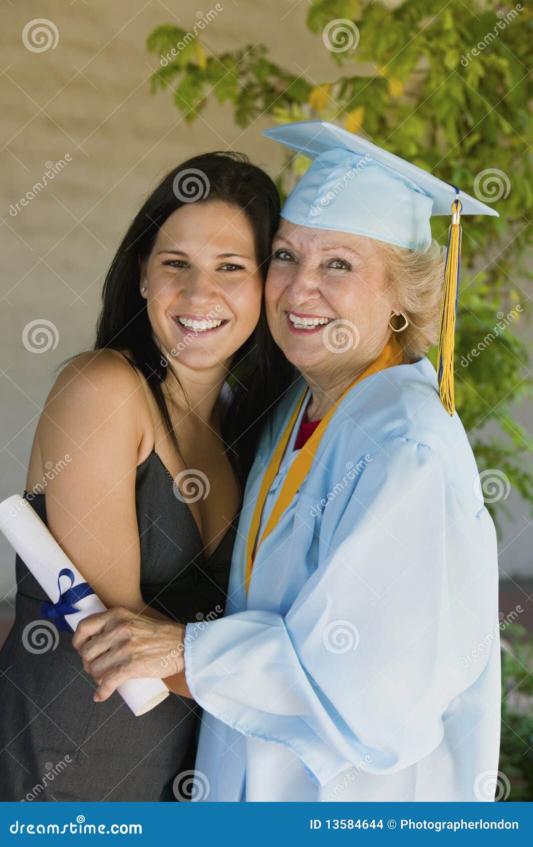 Nieta De Abrazo Graduada Del Mayor Foto de archivo - Imagen de retrato ...