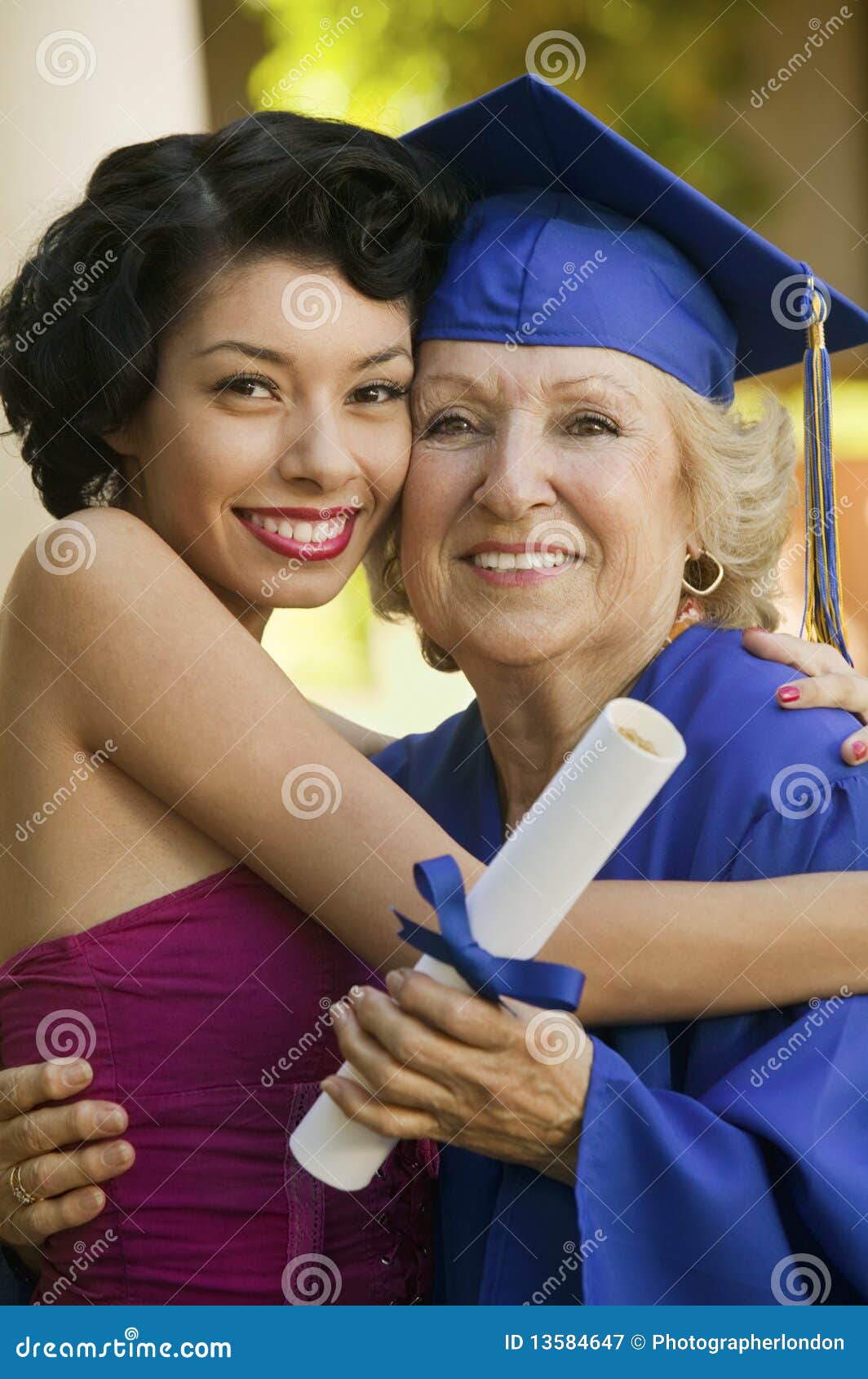 Nieta De Abrazo Graduada Del Mayor Imagen de archivo - Imagen de ...