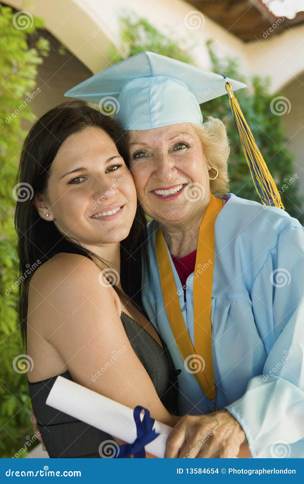 Nieta De Abrazo Graduada Del Mayor Afuera Foto de archivo - Imagen de ...