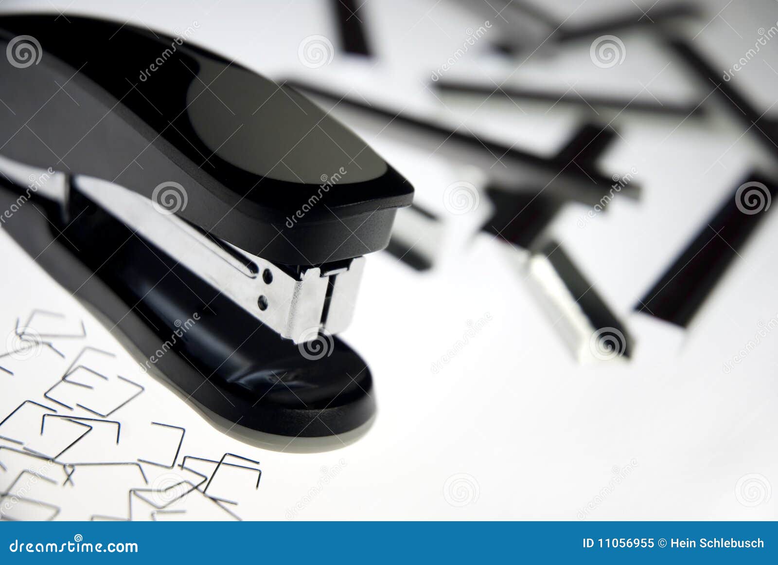 Nietmachine met nietjes stock afbeelding. Image of bureaus - 11056955