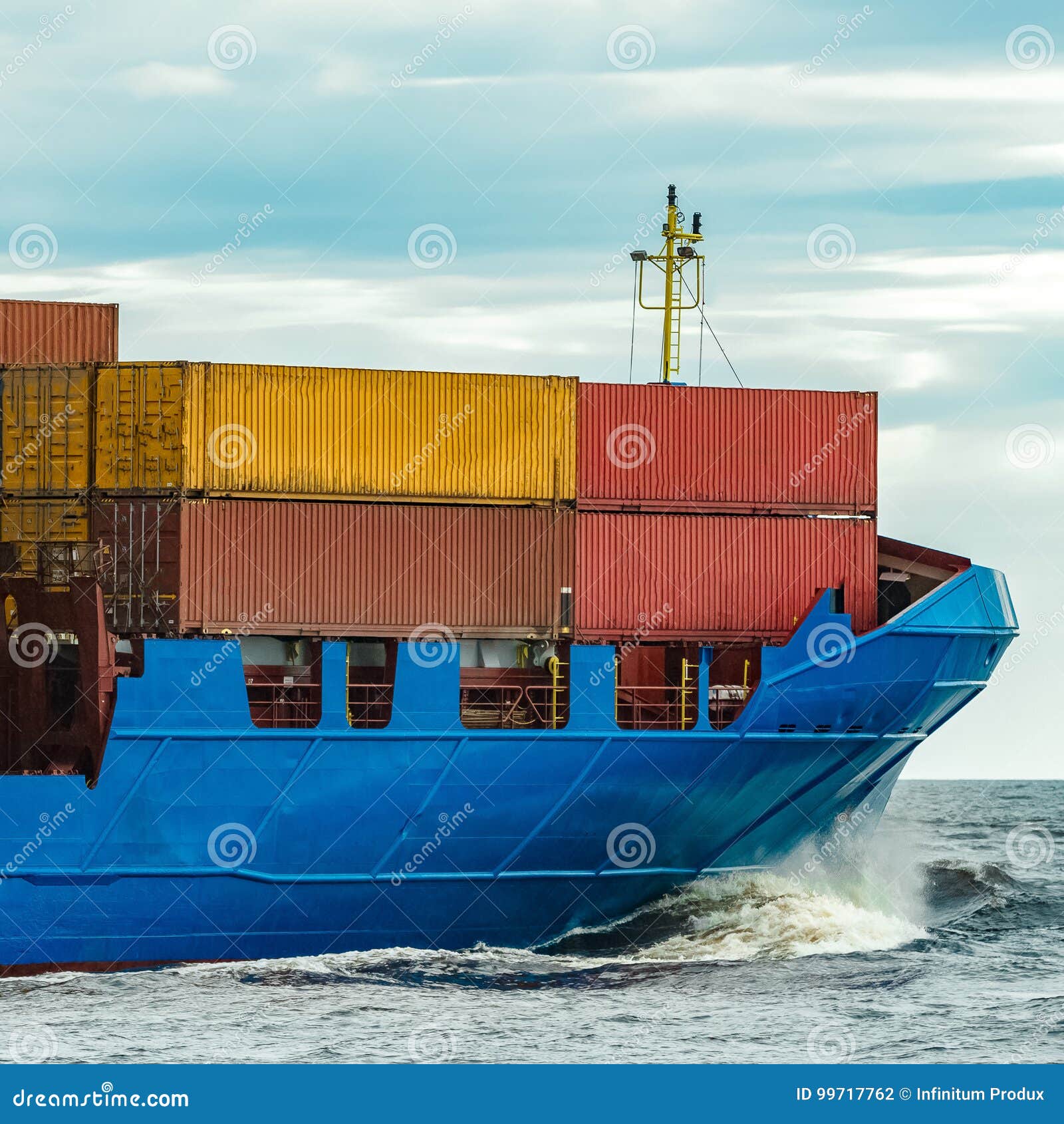 Nieuw blauw containerschip stock foto. Image of houder - 99717762