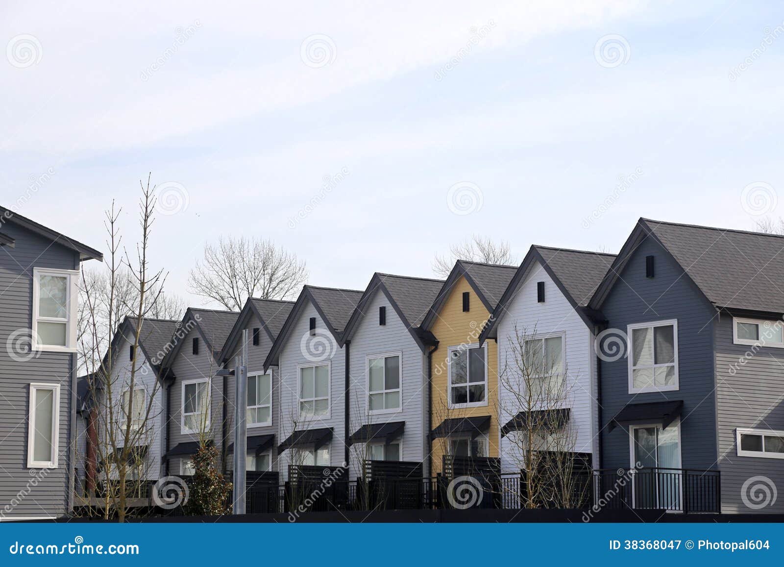 Nieuw rijtjeshuis stock afbeelding. Image of architectuur - 38368047