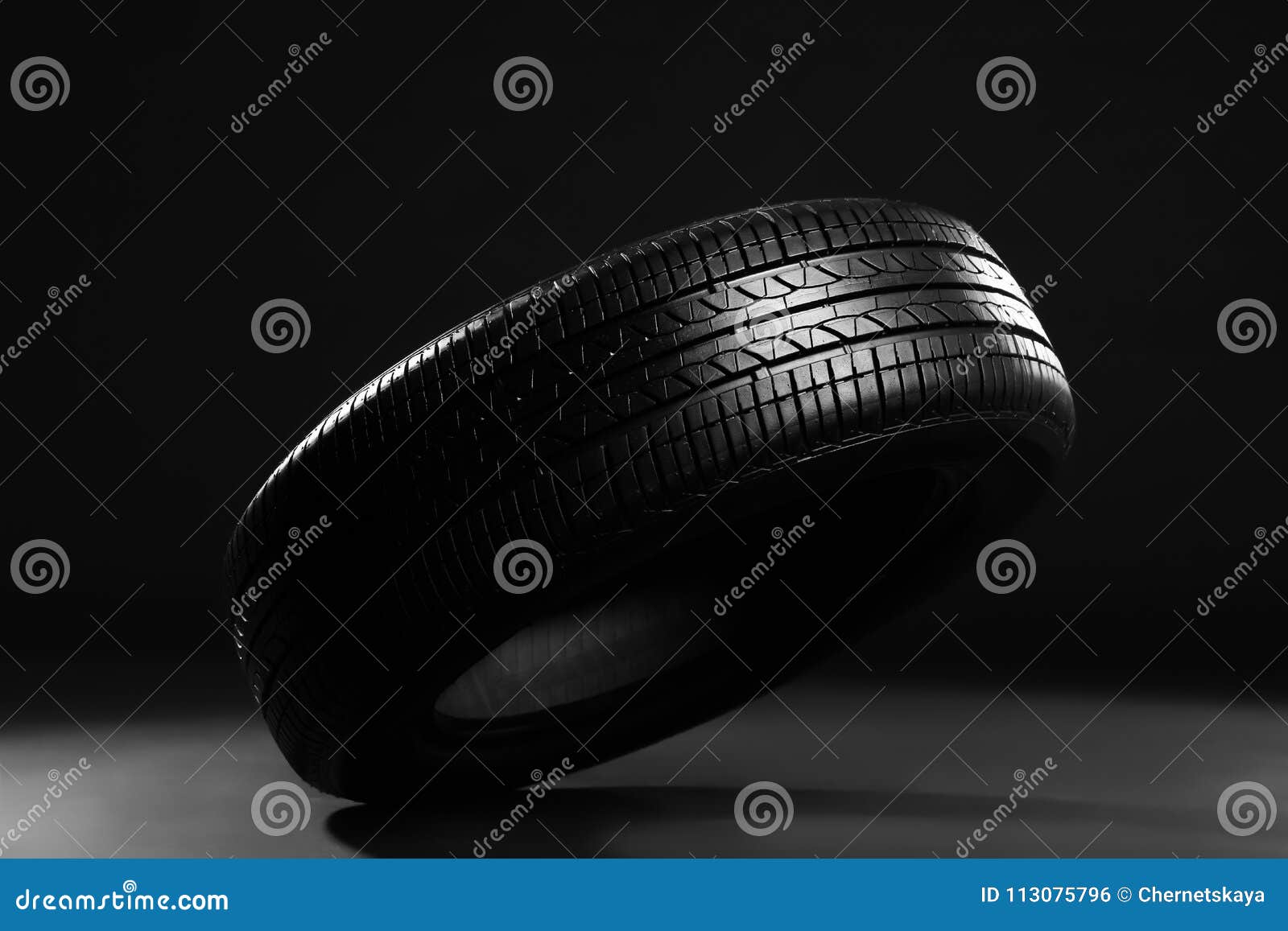 Nieuwe Autoband Op Achtergrond Stock Foto - Image of garage, kwaliteit ...