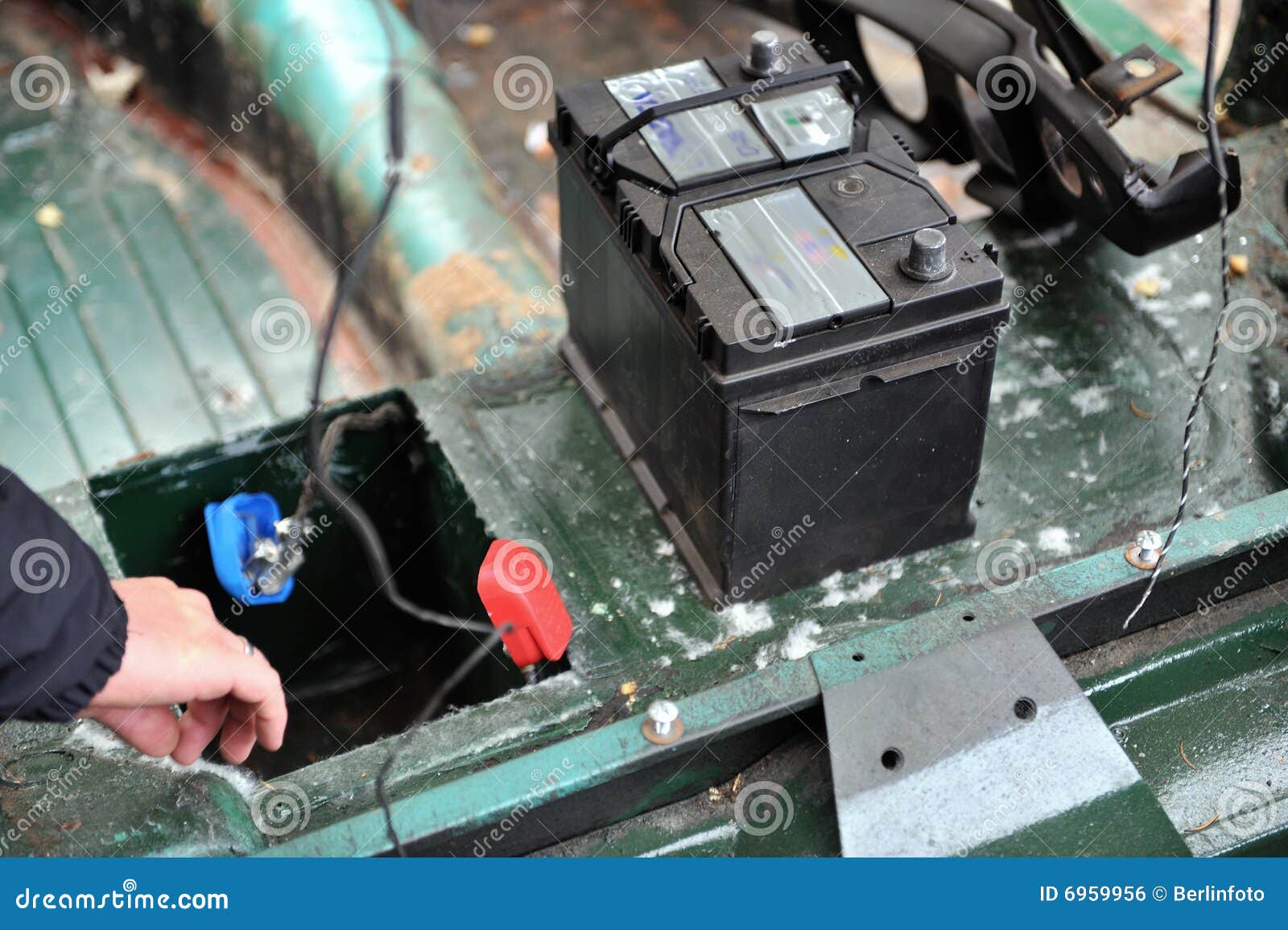 Nieuwe Batterij in Oude Auto Stock Foto - Image of wijnoogst, heffing ...