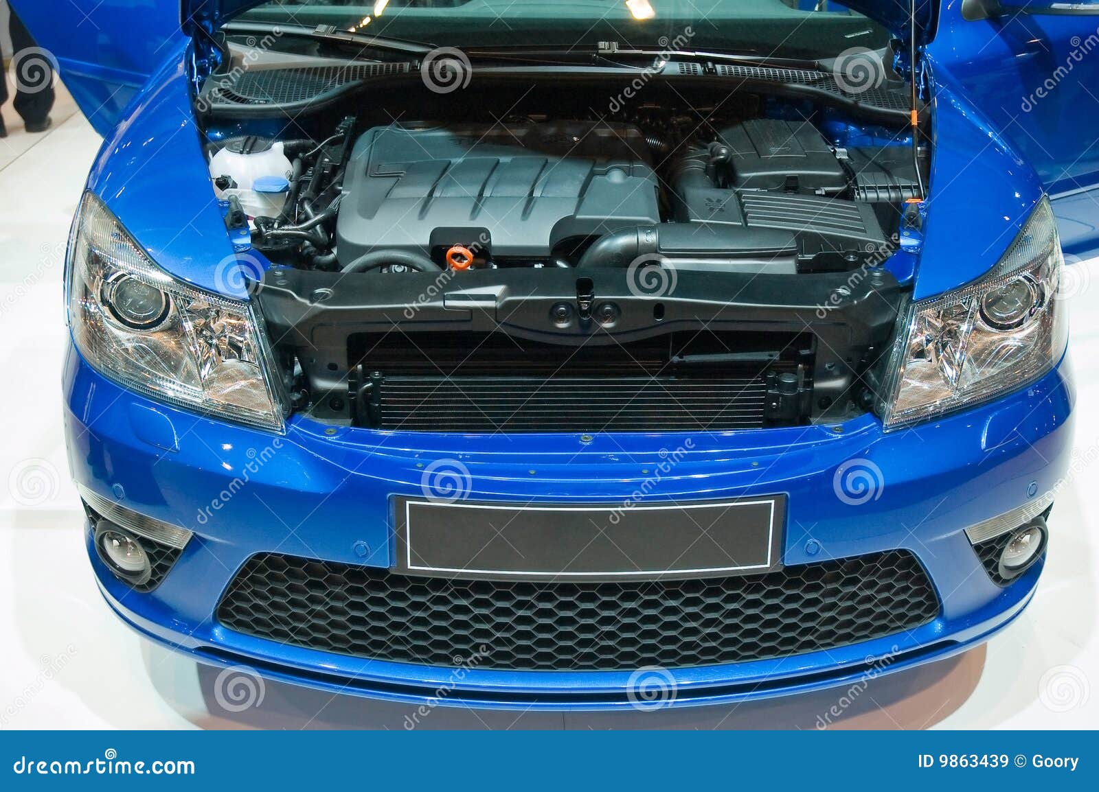 Nieuwe Blauwe Auto Bij Motorshow Stock Afbeelding - Image of voorzijde ...