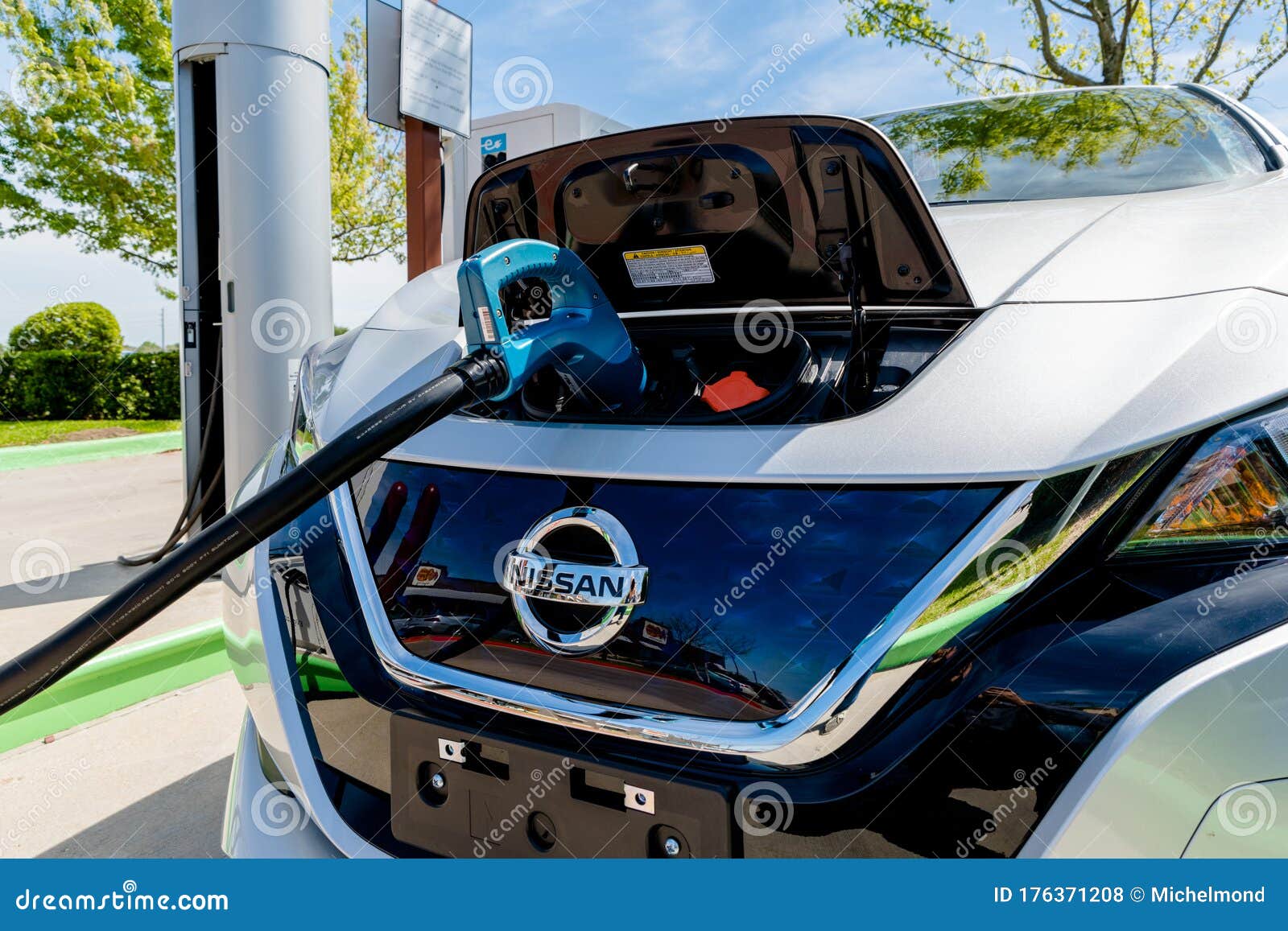 Nieuwe Elektrische Nissan Leaf Auto Van 2018 Aangesloten Op Het
