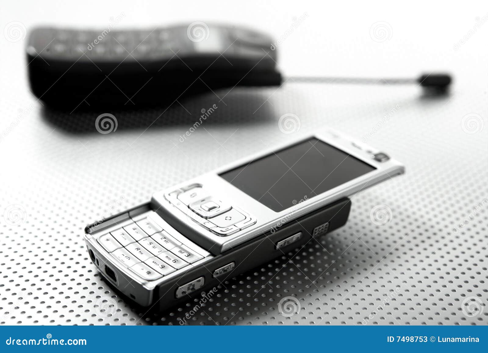 Nieuwe En Oude Mobiele Telefoons Stock Afbeelding - Image of mobiel ...