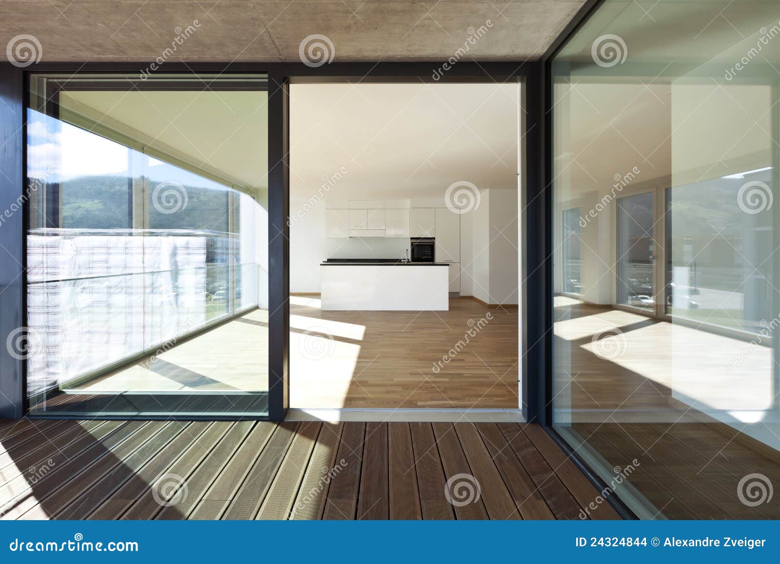 Nieuwe flat, terras stock foto. Image of bevloering, lokaal - 24324844