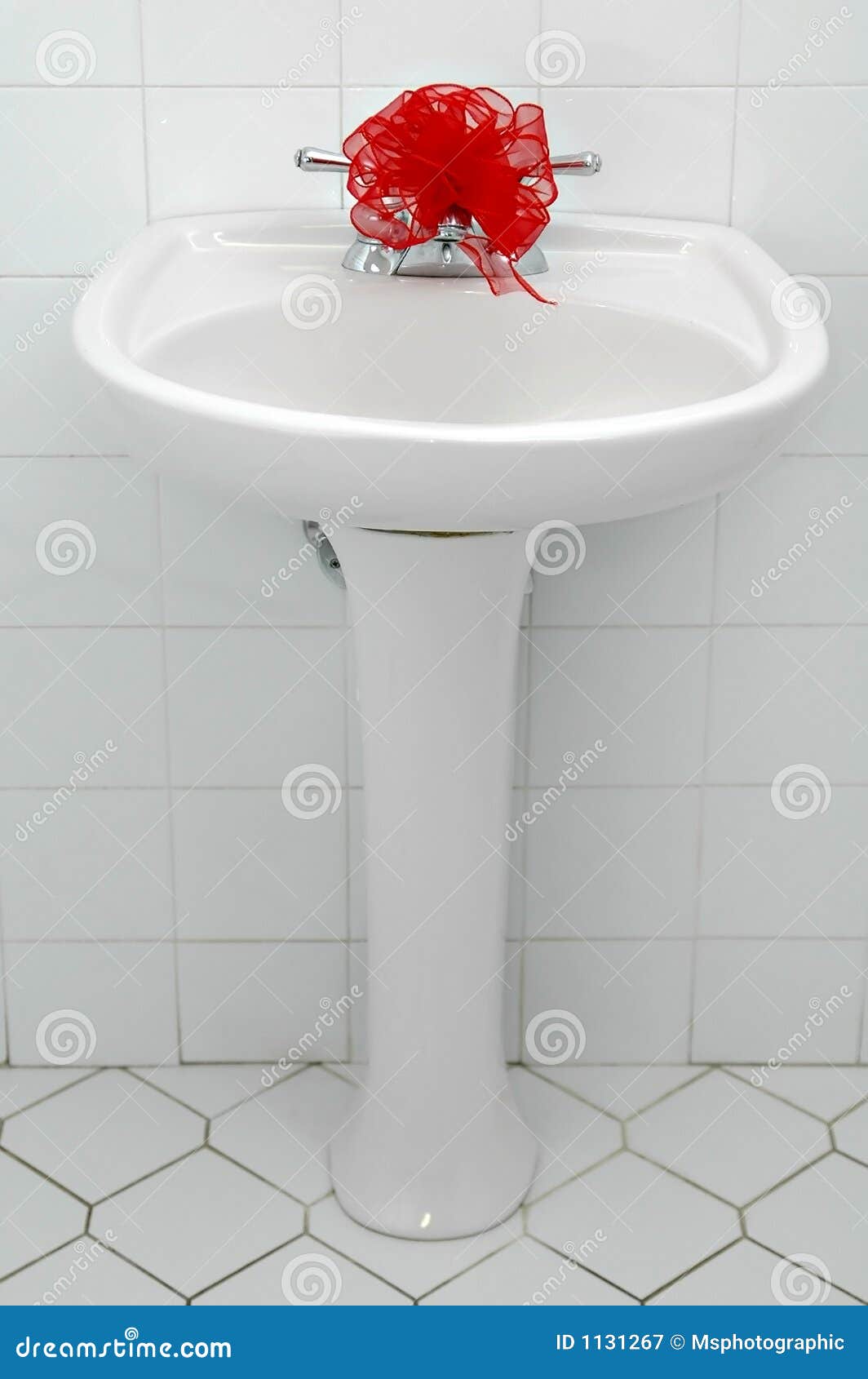 Nieuwe Gootsteen stock afbeelding. Image of huis, porselein - 1131267