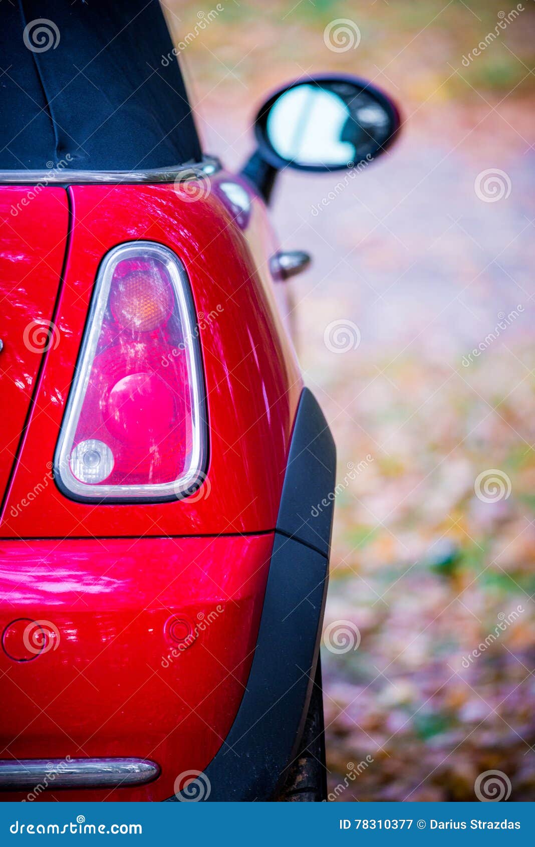 Nieuwe rode auto in aard stock afbeelding. Image of reizen - 78310377