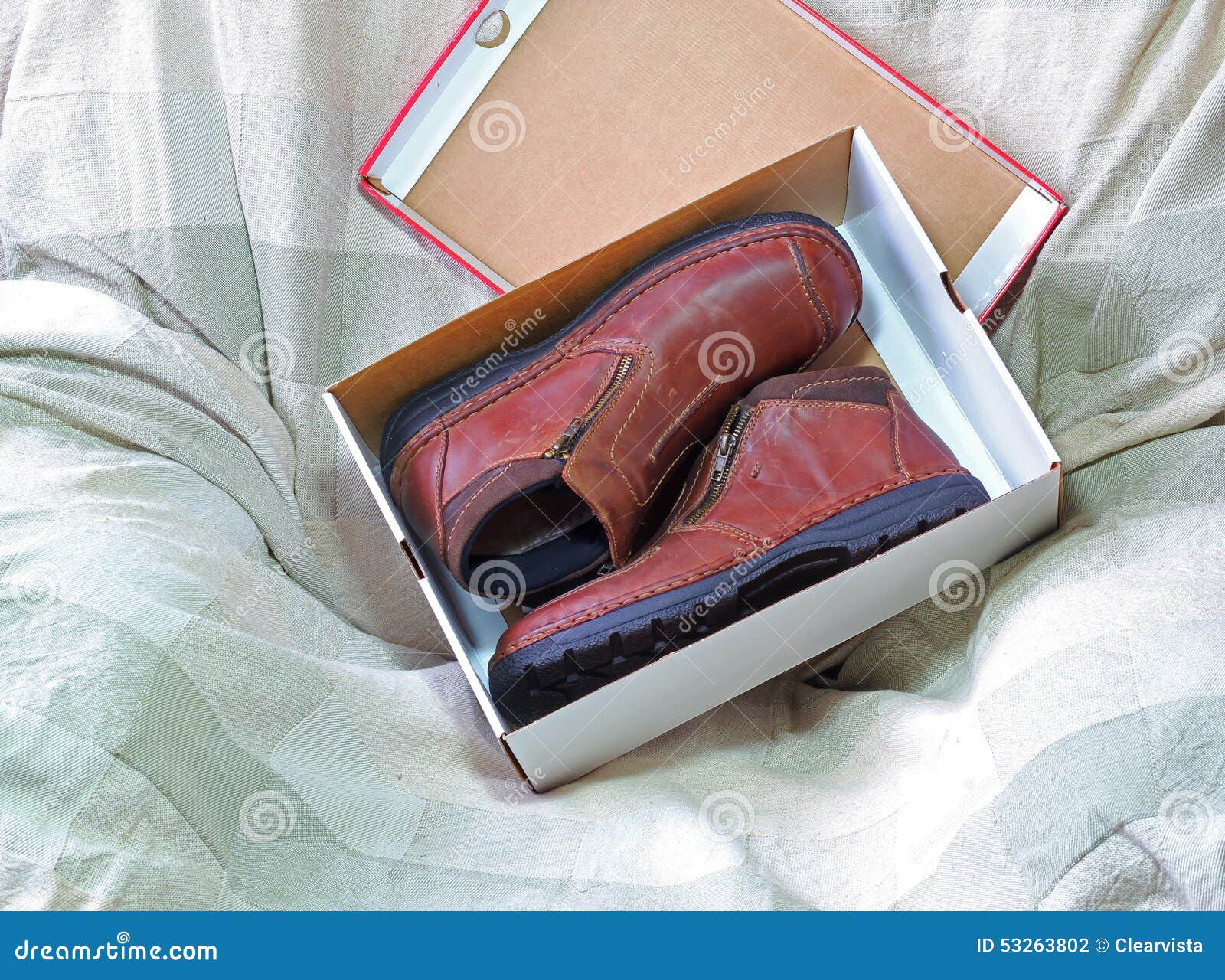 Nieuwe Schoenen in Een Doos Stock Foto - Image of kleding, nieuw: 53263802