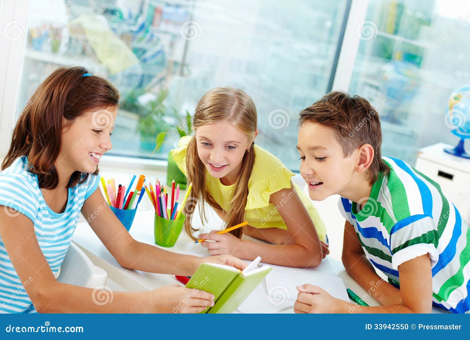 Nieuwsgierig stock foto. Image of uitdrukking, boek, kinderen - 33942550