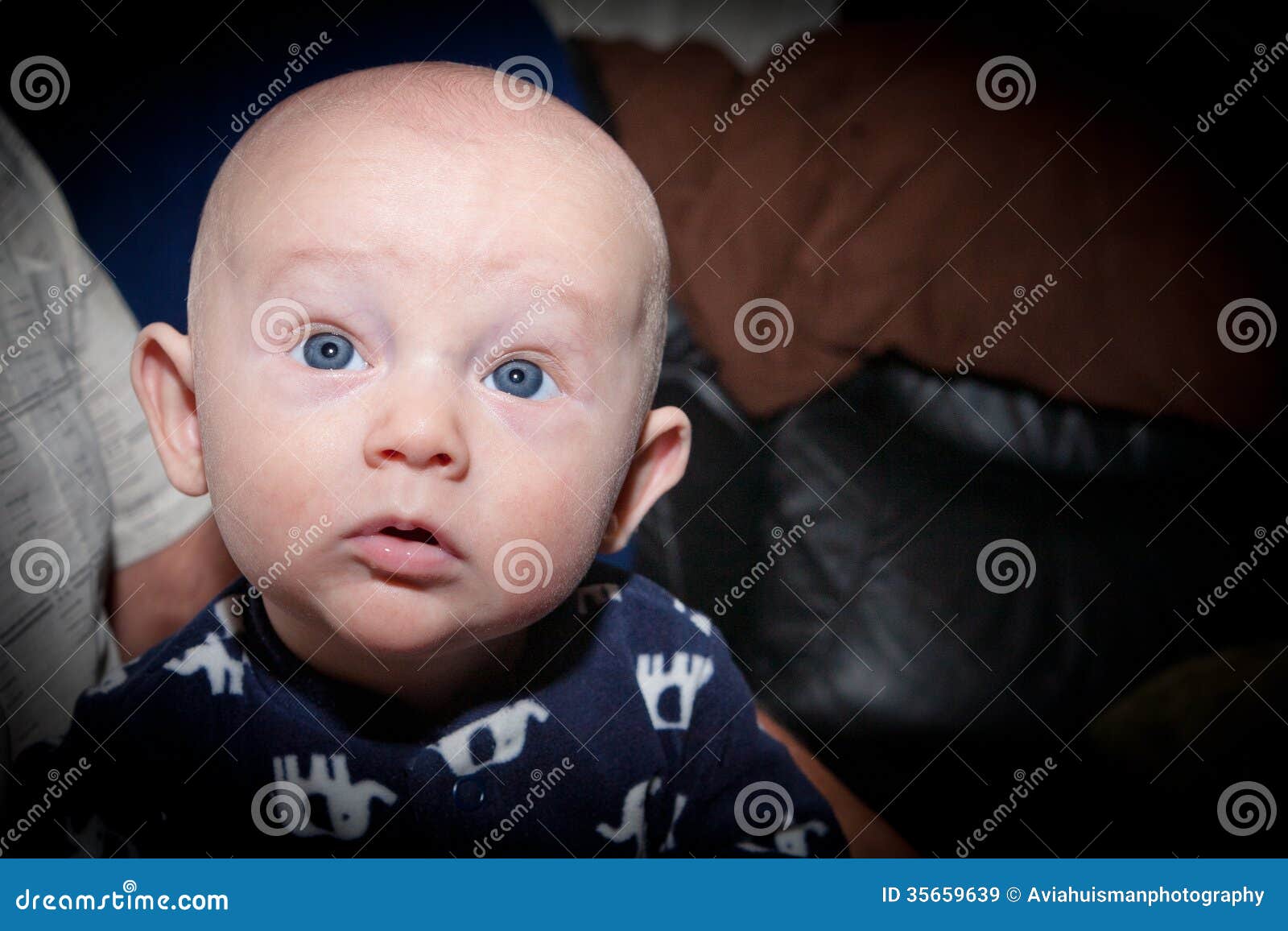 Nieuwsgierige Baby Met Big Blue-Ogen Stock Afbeelding - Image of ...