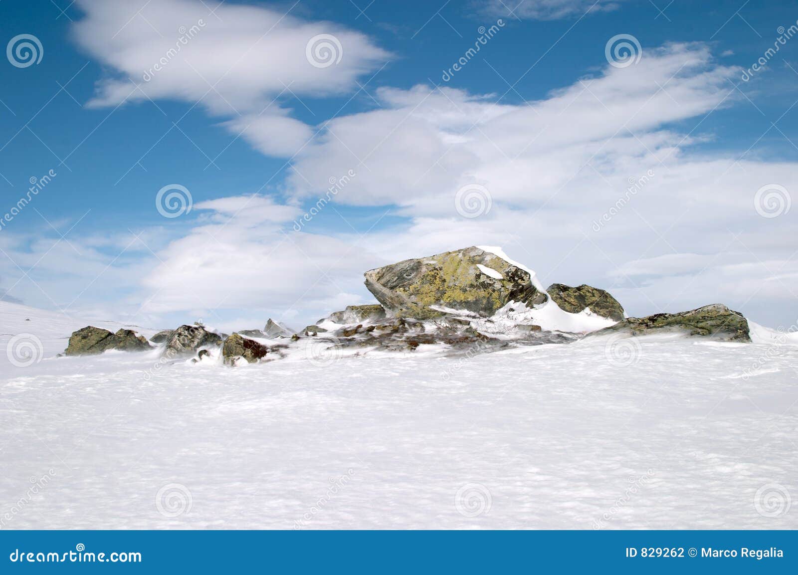 Nieve del hielo de la roca foto de archivo. Imagen de invierno - 829262