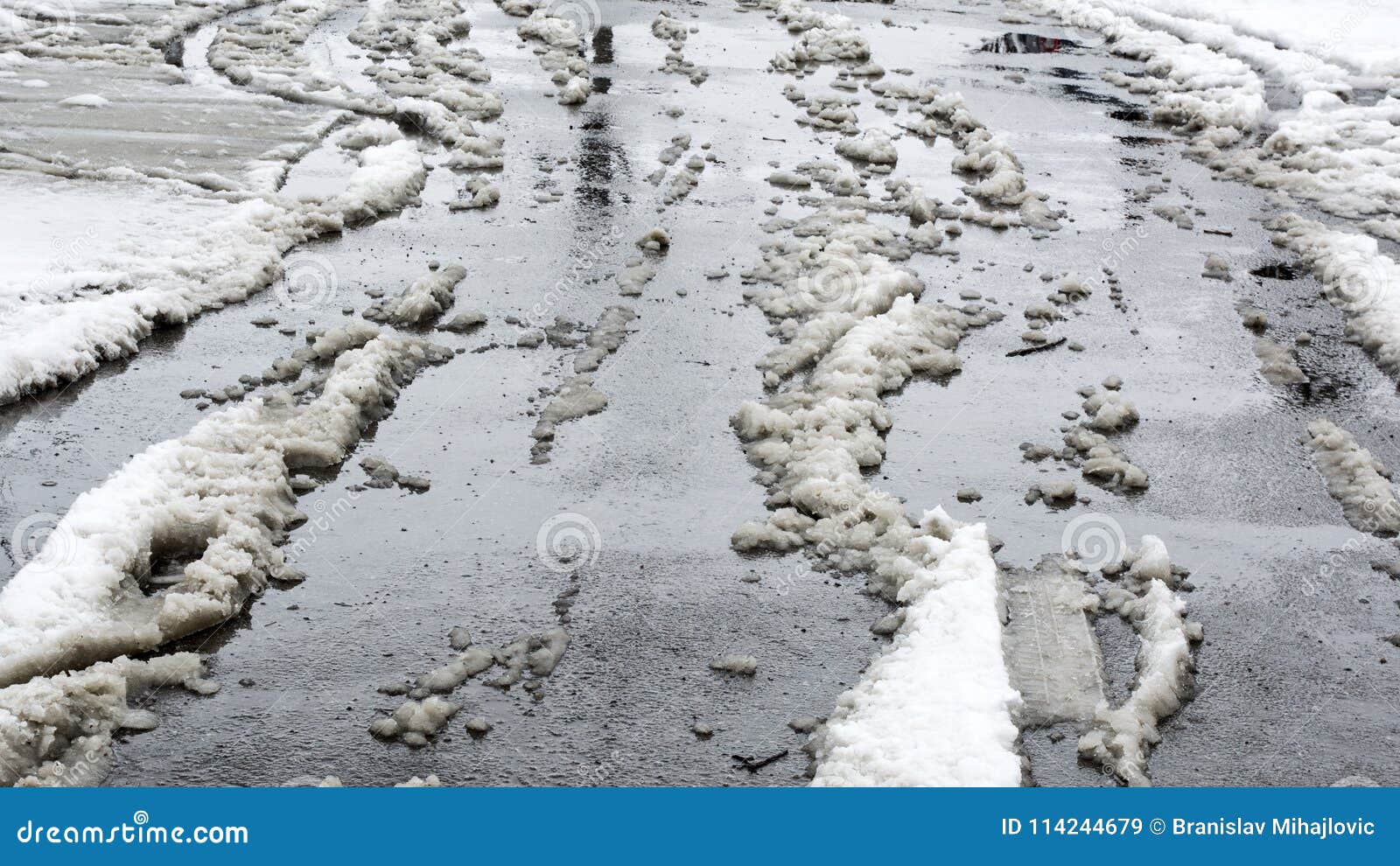 Nieve Derretida En El Camino Imagen de archivo - Imagen de nieve, marzo ...