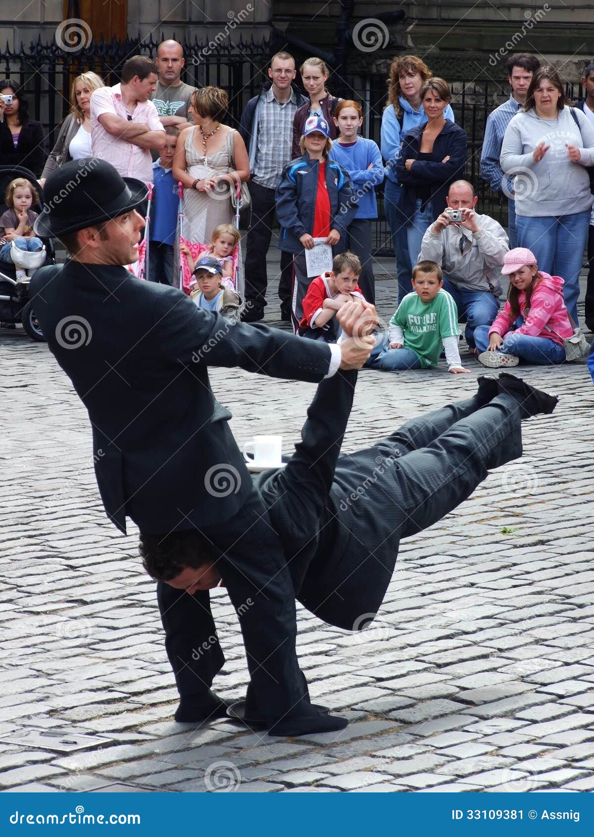 Niewiadomi akrobata zdjęcie editorial. Obraz złożonej z picie - 33109381