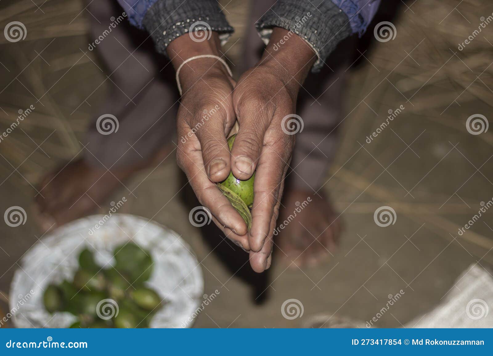At Night Pray with Betel Nut in Both Hands According To Hindu ...
