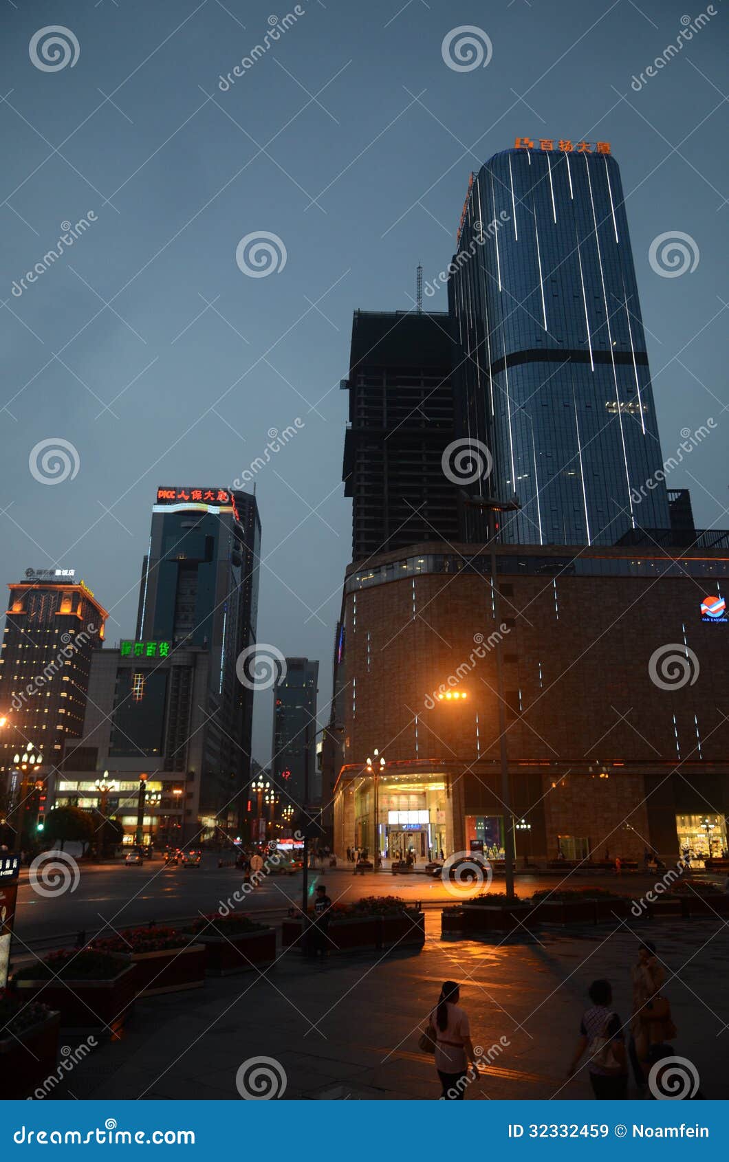 Night time in Chengdu editorial stock image. Image of father - 32332459