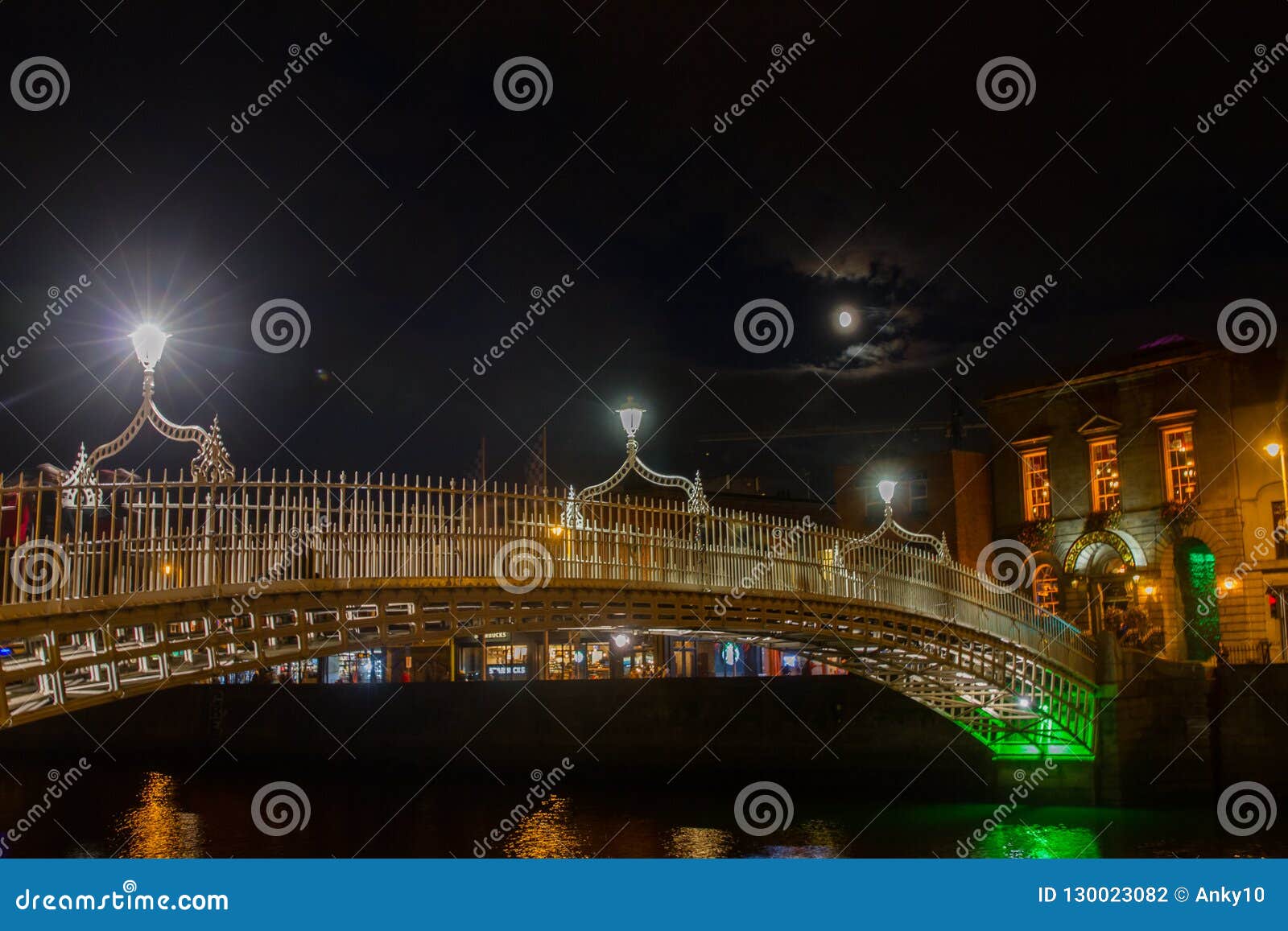 Night View of Dublin with Bridge Reflection in Water Editorial ...