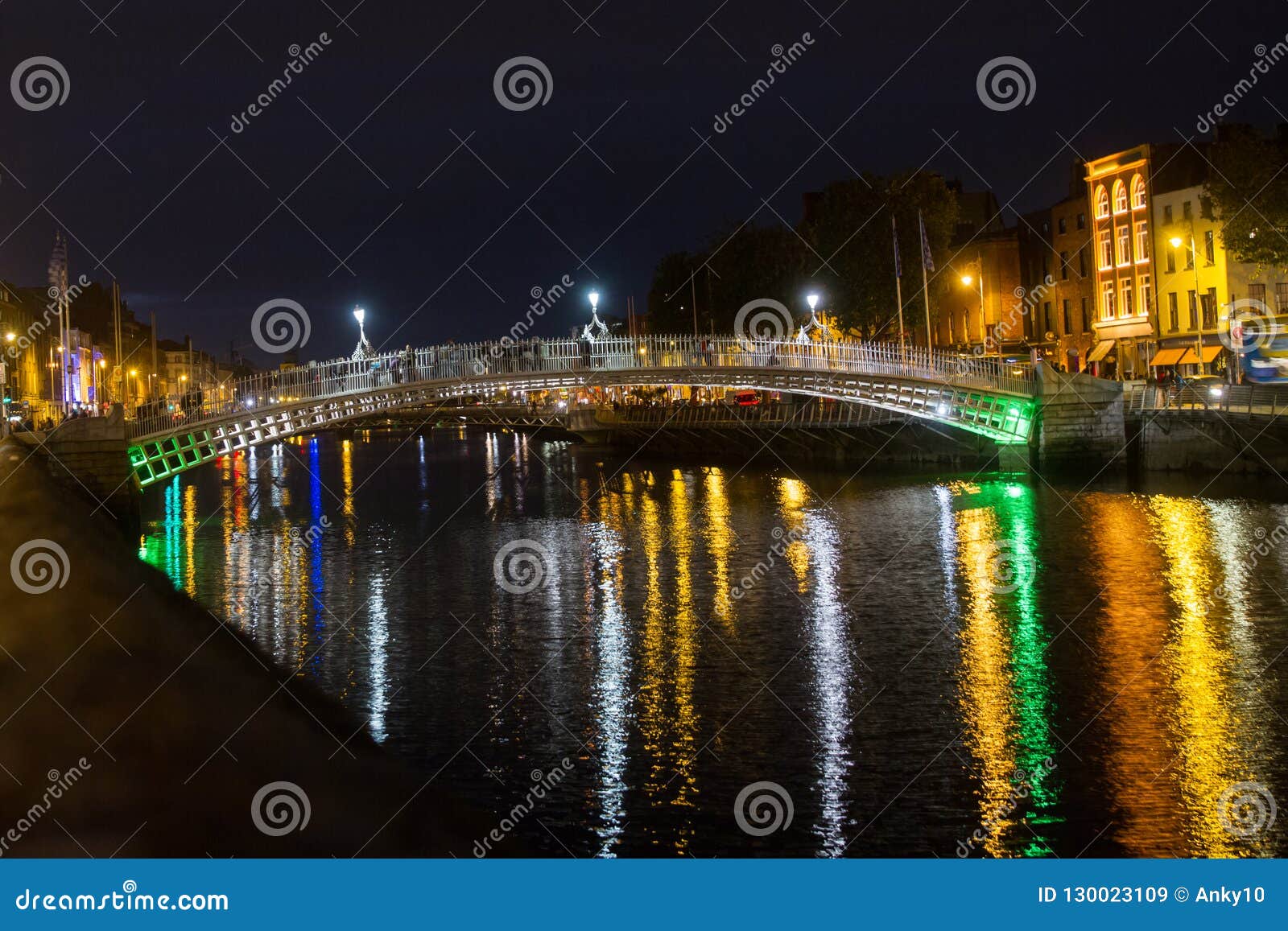 Night View of Dublin with Bridge Reflection in Water Editorial Stock ...