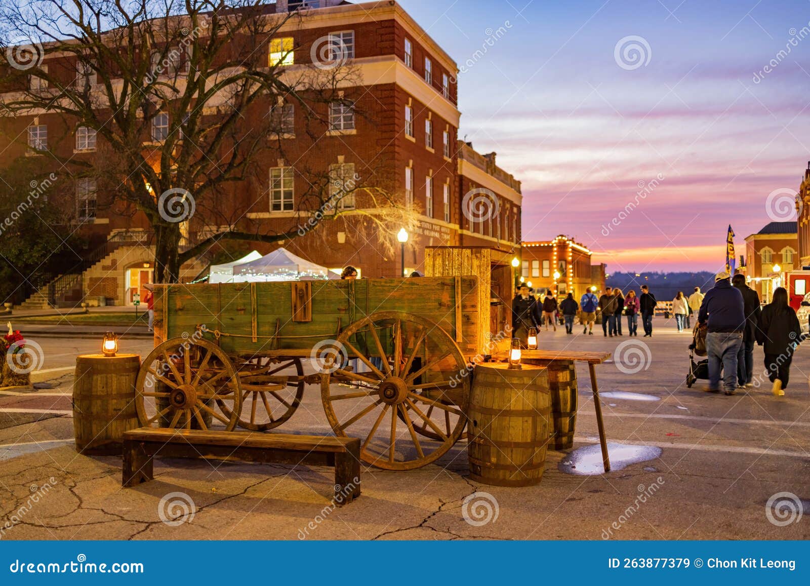 Night View of the Famous Guthrie Victorian Walk Editorial Stock Image ...