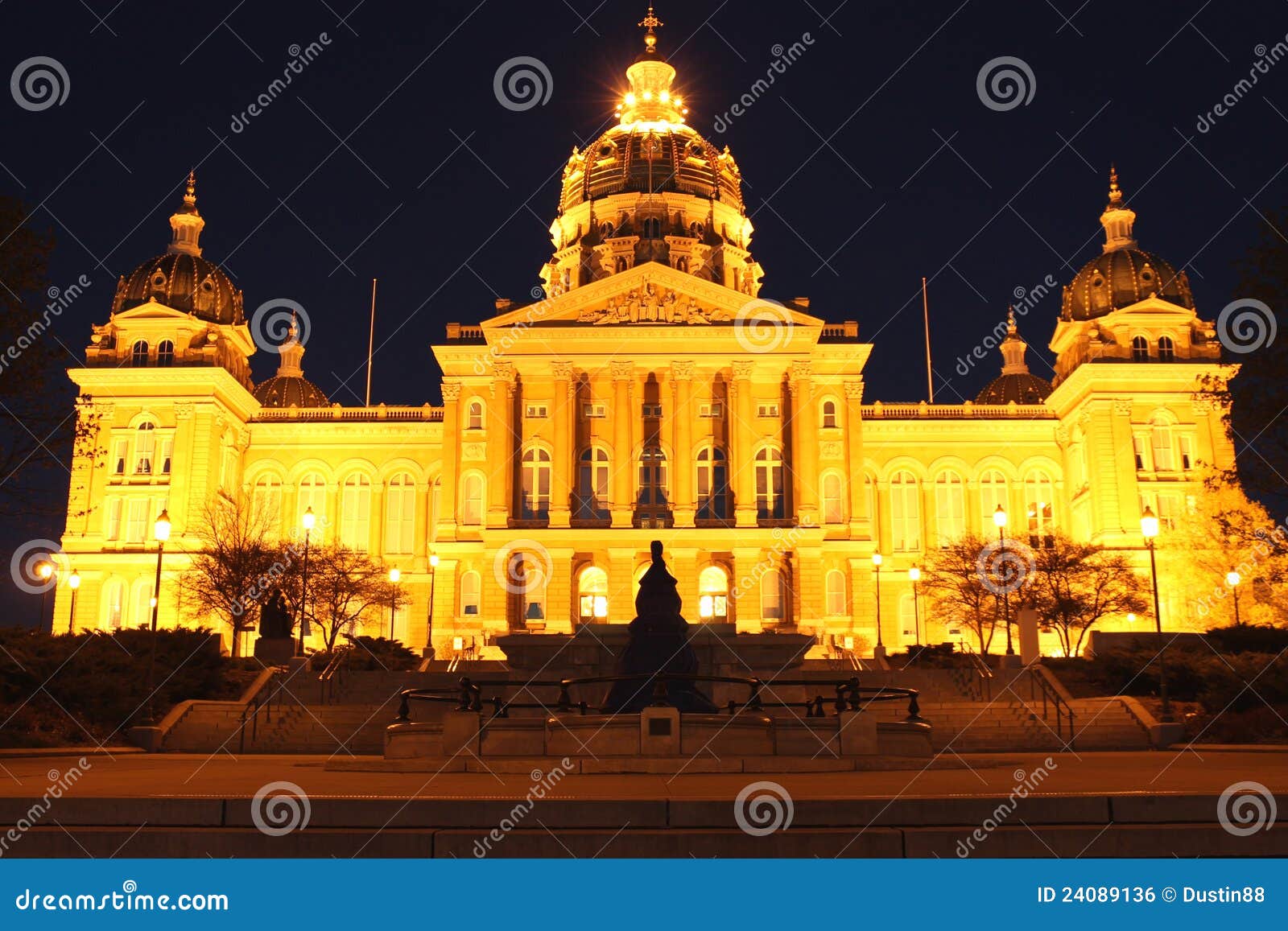 Night View of Iowa State Capitol Stock Photo - Image of night, dome ...
