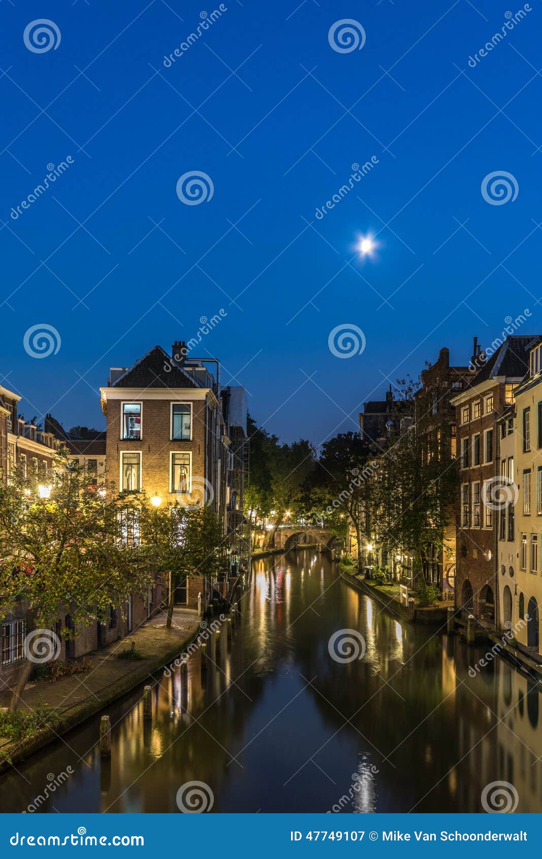 Nightportrait von Utrecht stockbild. Bild von holland - 47749107
