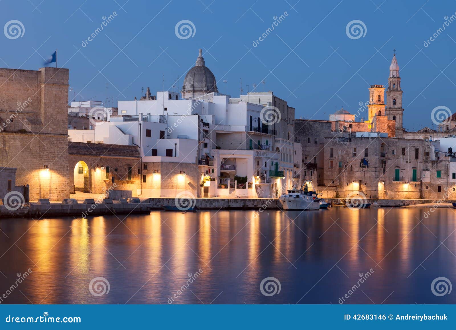 Nightview Von Monopoli-Seehafen Apulien Stockfoto - Bild von küste ...