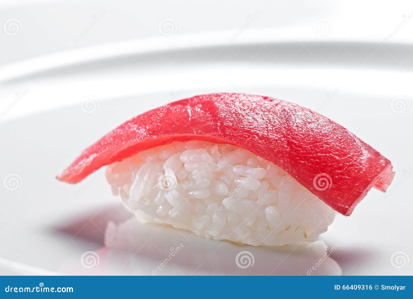 Nigiri Do Sushi Com Atum Em Um Fundo Branco Foto de Stock - Imagem de ...