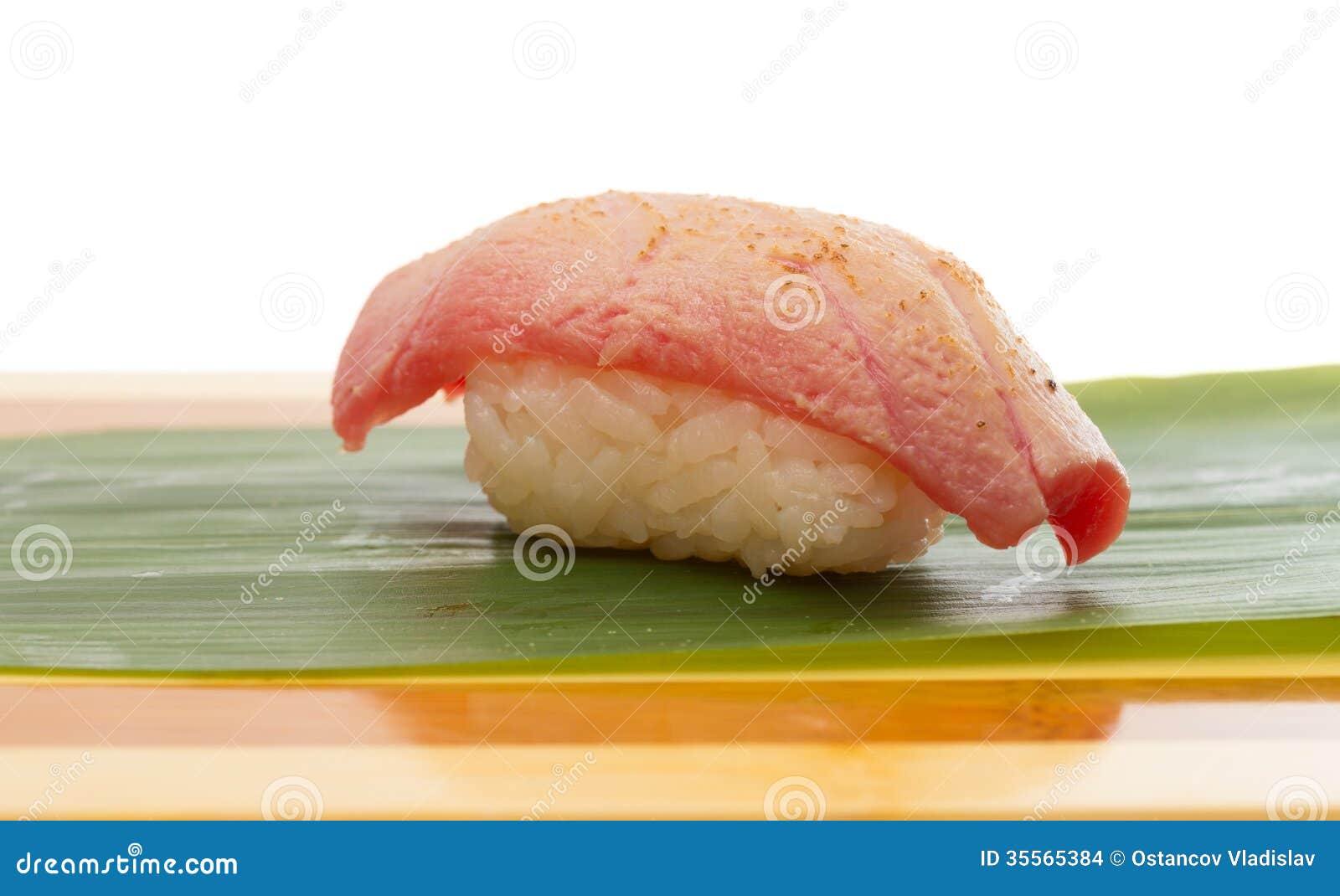 Nigiri do sushi do atum foto de stock. Imagem de carne - 35565384