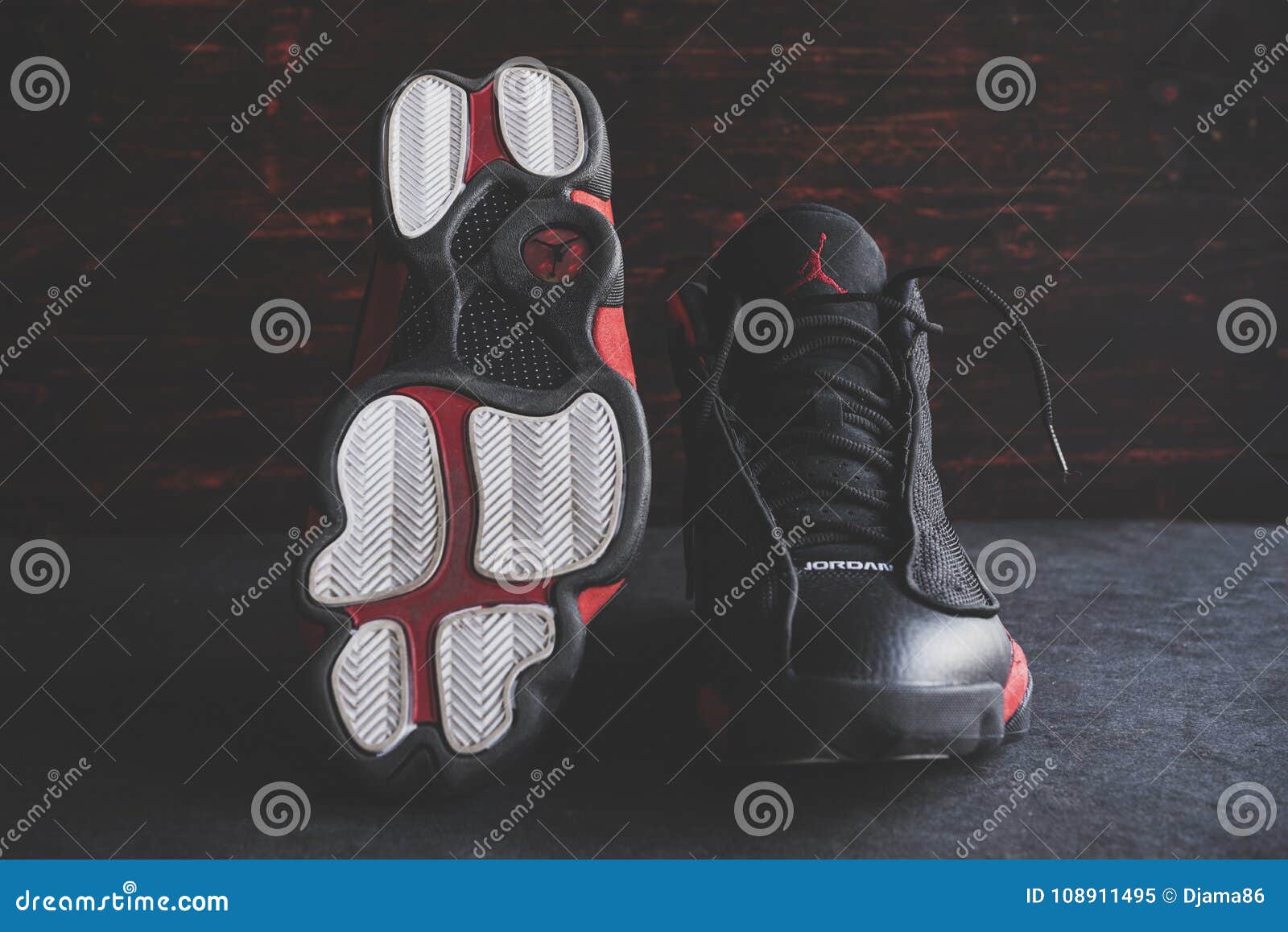 NIke Air Jordan Rara 13 Retra Imagen editorial - Imagen de ventana ...