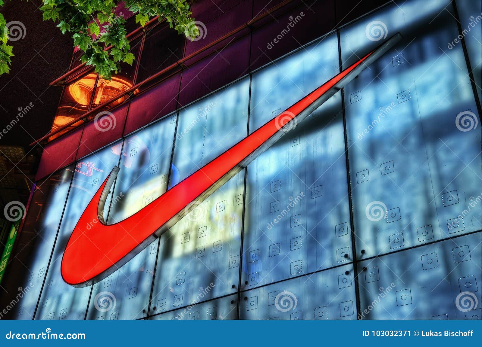 Nike Store Shanghai photo éditorial. Image du occasionnel - 103032371