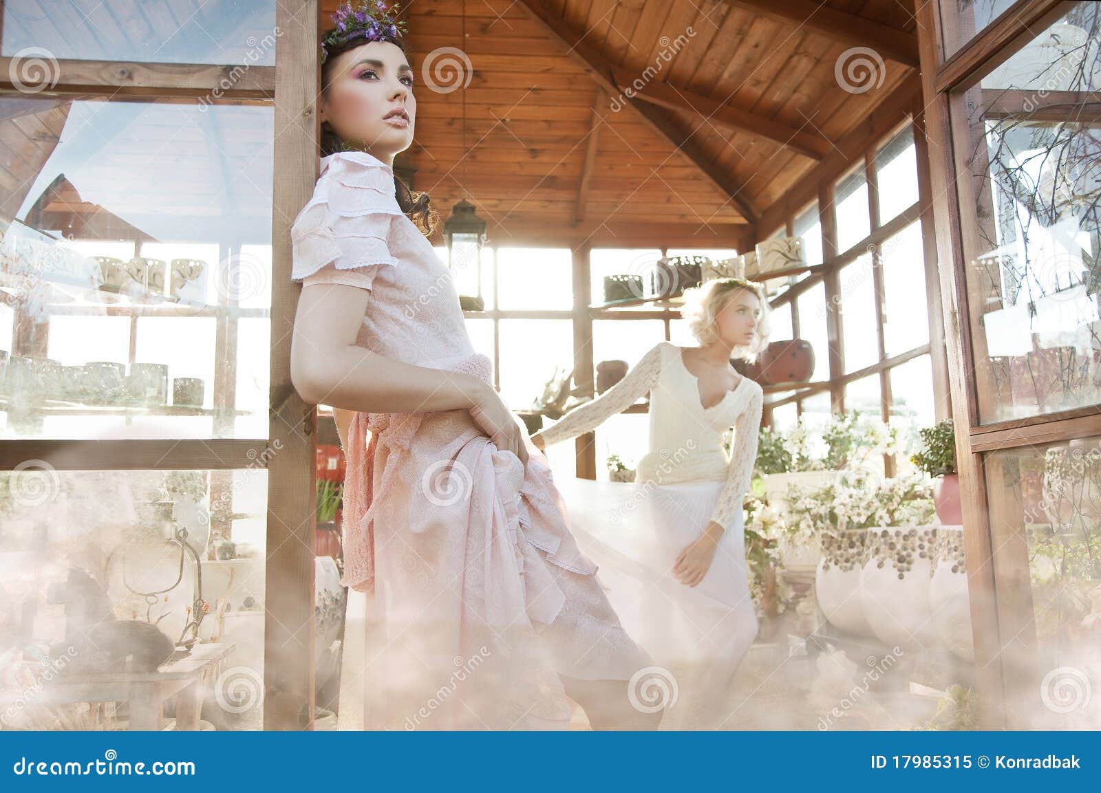 Nimf in de tuin stock afbeelding. Image of mooi, schoonheid - 17985315