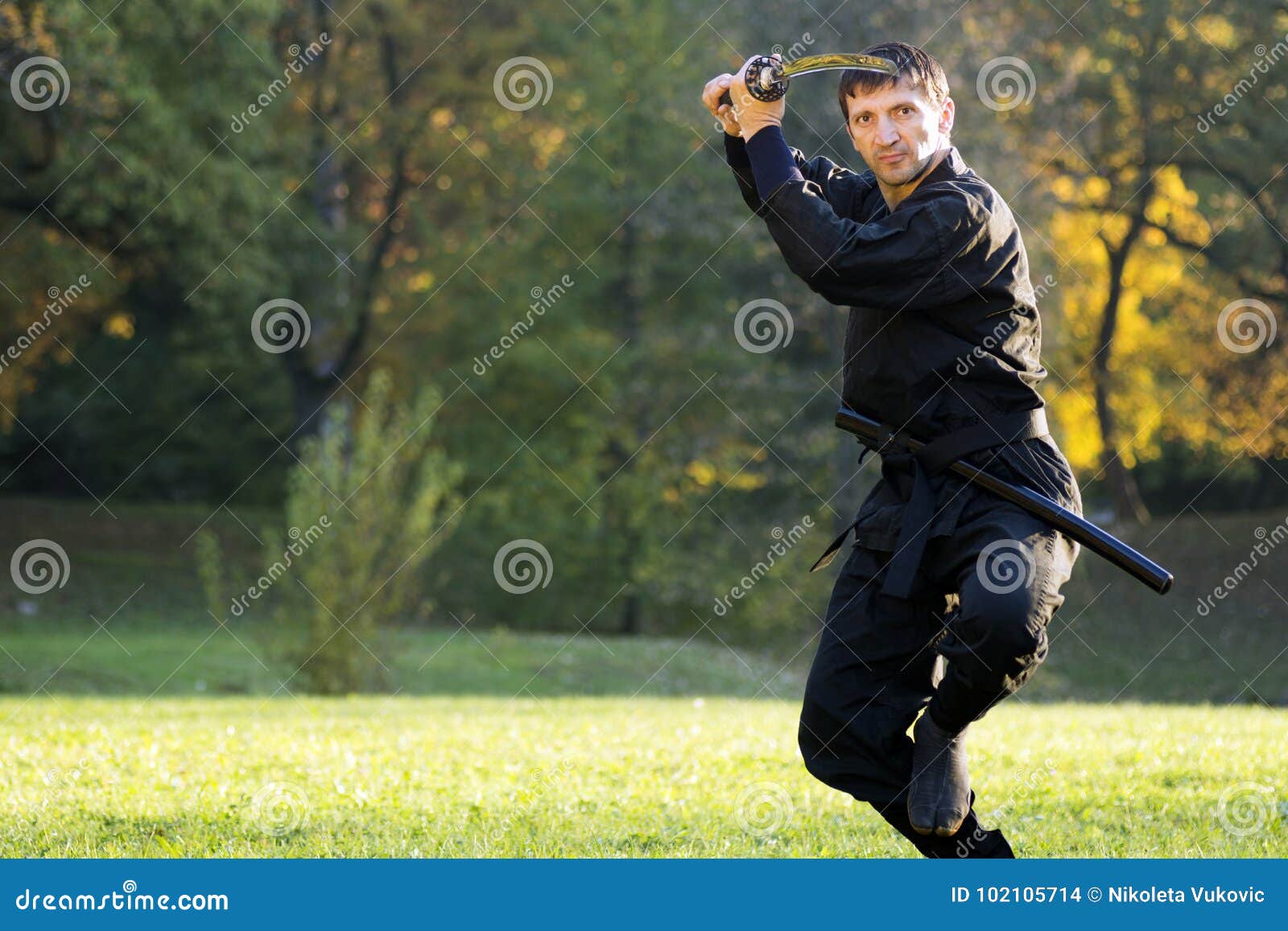 Ninja com espada foto de stock. Imagem de exterior, nave - 102105714