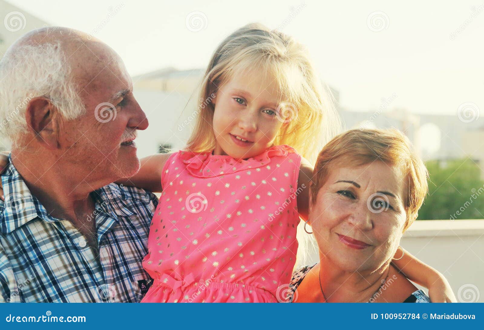 Nipote Della Tenuta Della Nonna E Del Nonno Fotografia Stock - Immagine ...